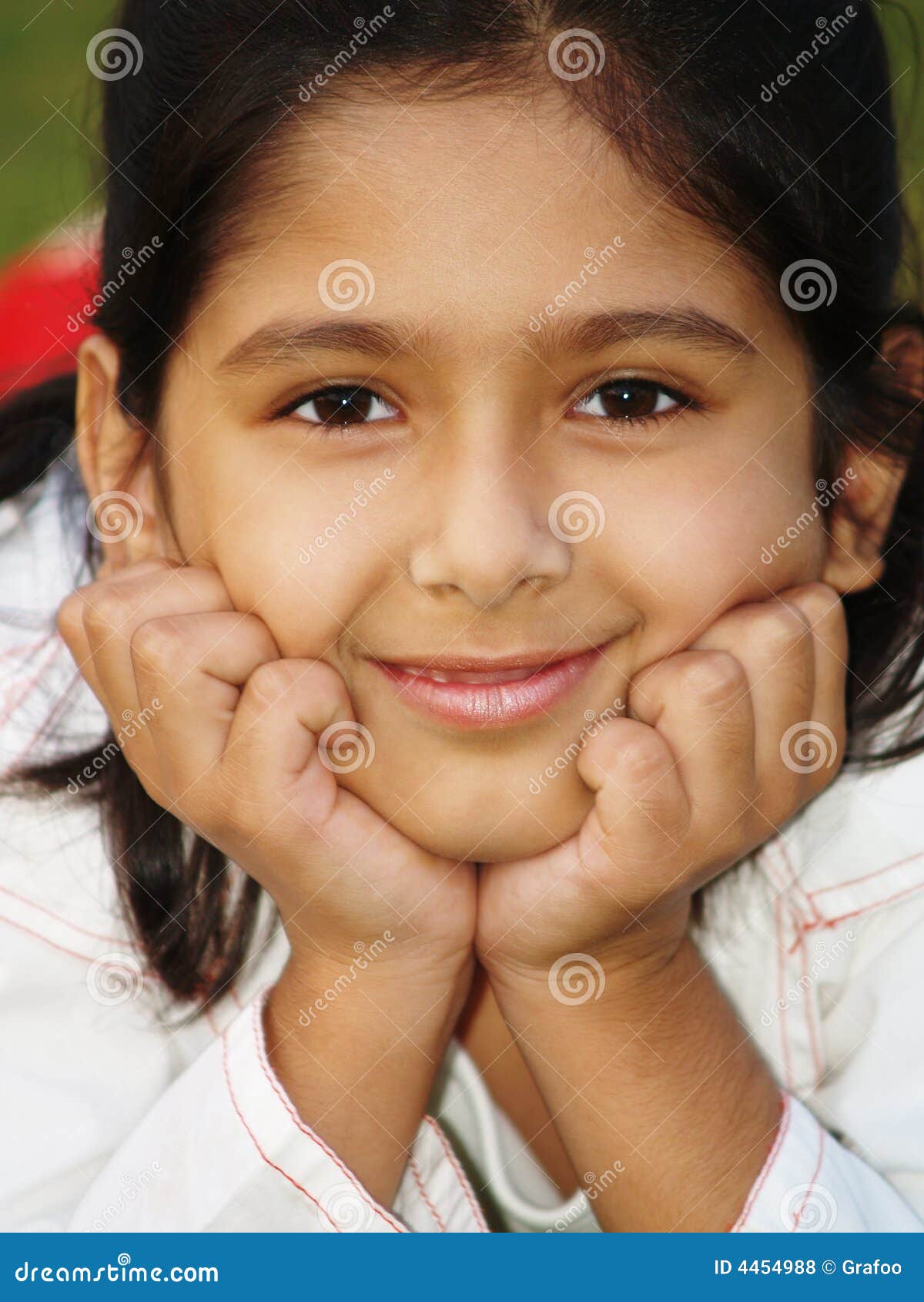 Sourire mignon de fille photo stock. Image du assez, regard - 4454988