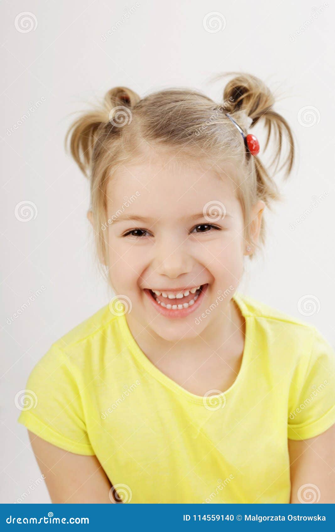Sourire Mignon De Petite Fille Photo stock - Image du visage, fille ...