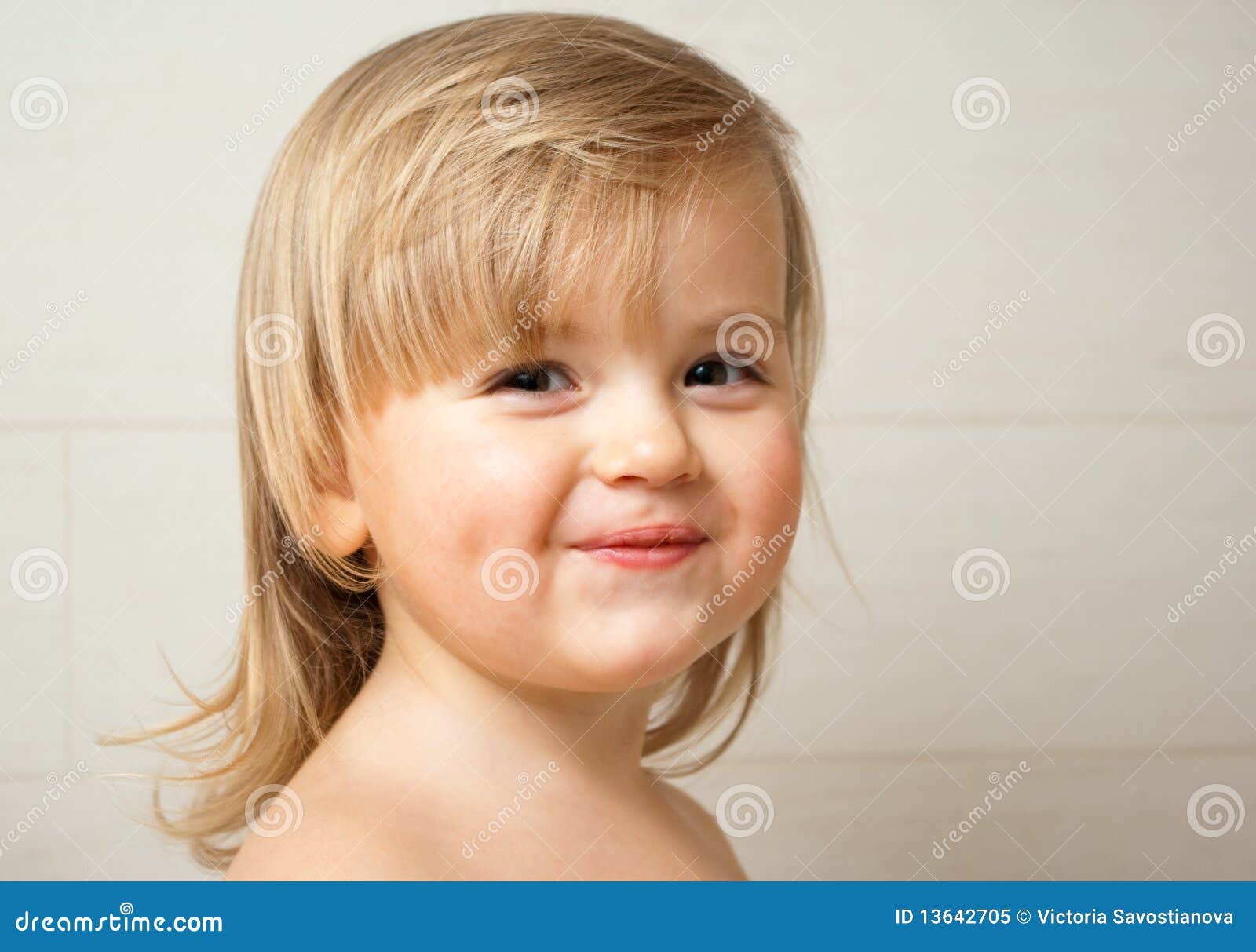 Sourire Mignon De Petite Fille Image stock - Image of enfant, caucasien ...
