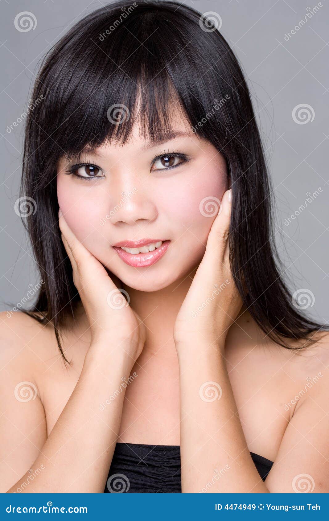 Sourire timide de femme image stock. Image du fille, exprimer - 4474949