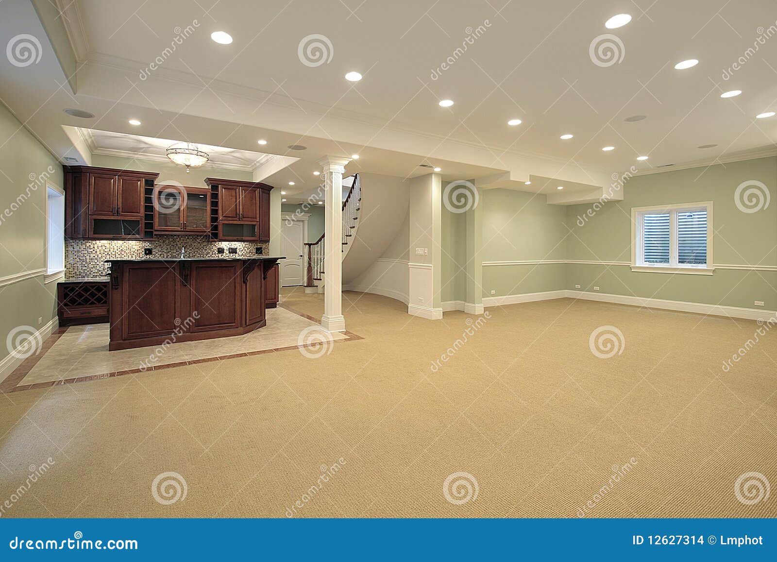 Sous-sol avec le bar photo stock. Image du divan, conception - 12627314