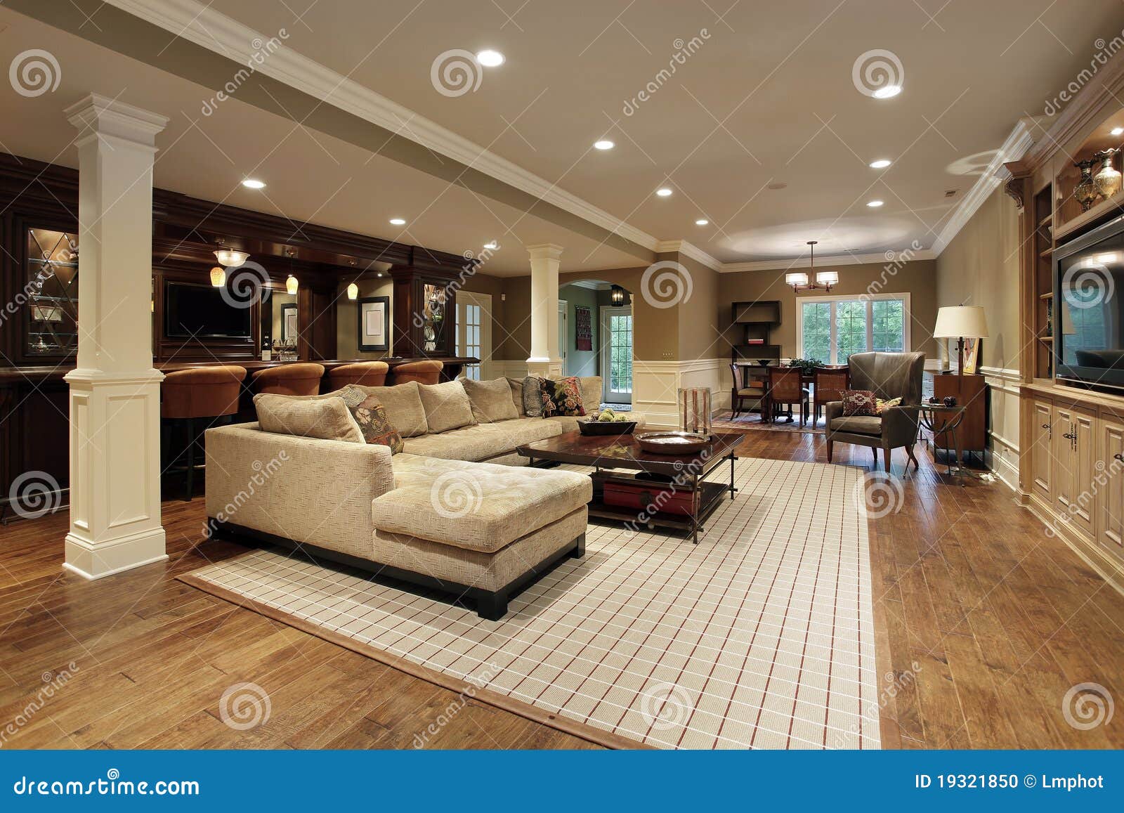 Sous-sol avec le bar photo stock. Image du décorez, moderne - 19321850