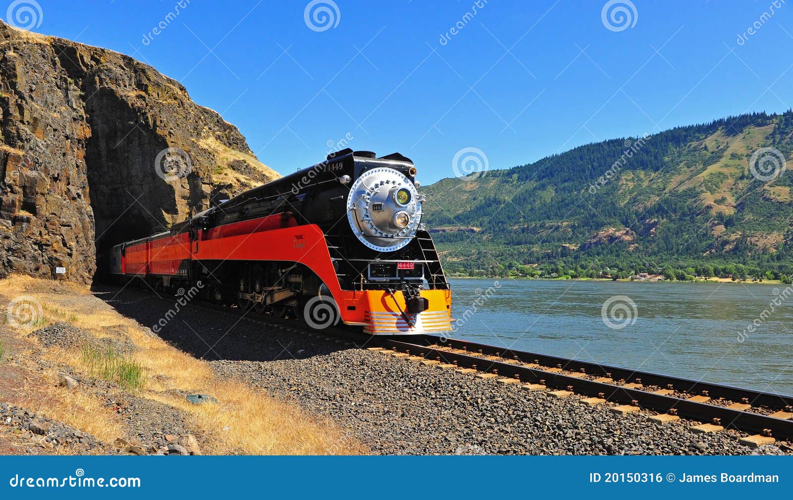 Southern Pacific Daylight Steam Engine Editorial Photo - Image of gorge ...