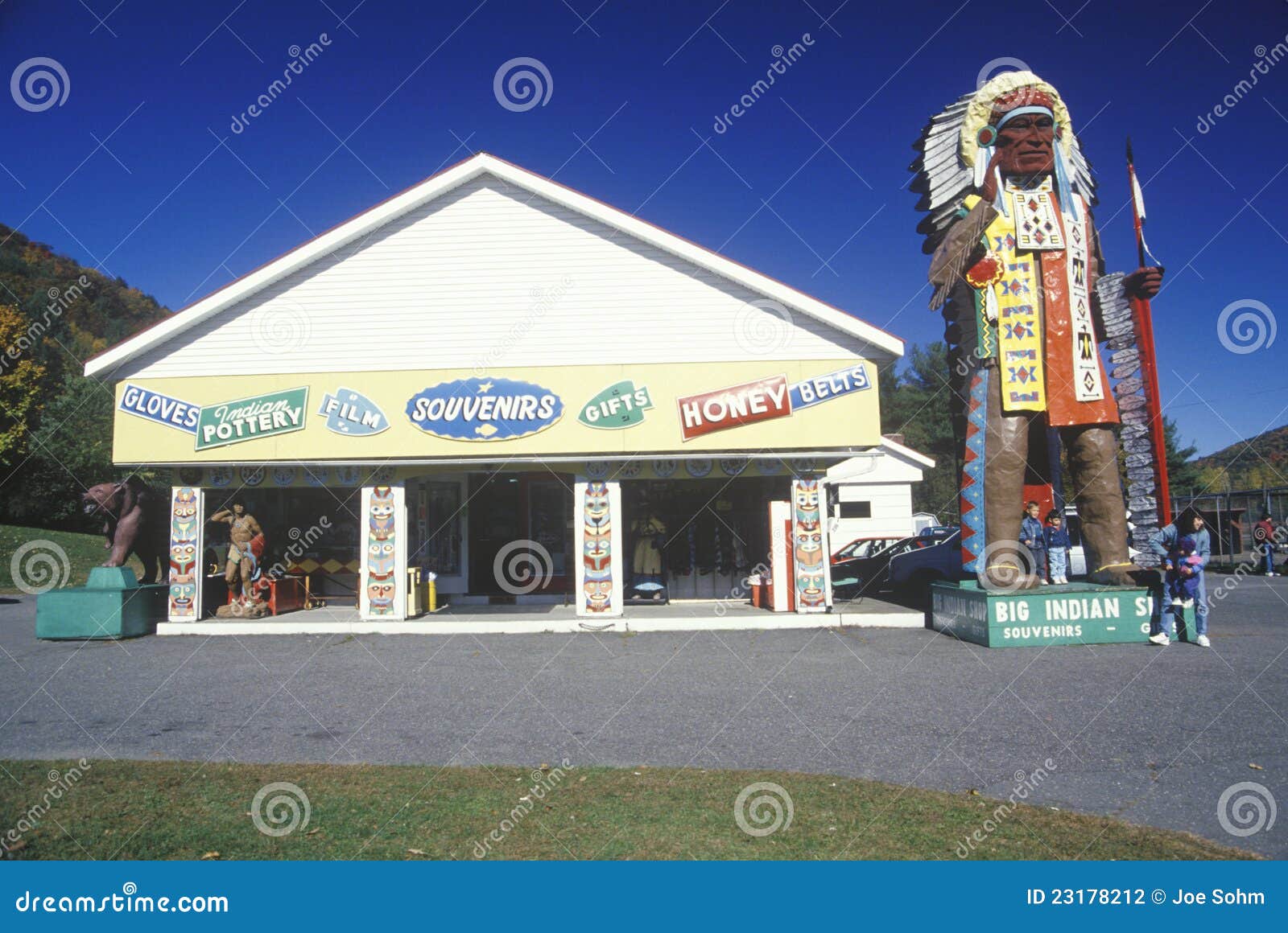 Souvenir stand editorial photography. Image of native - 23178212