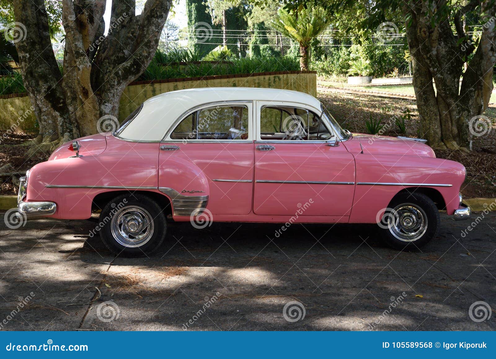 SP cor-de-rosa de Mazda 3 foto de stock. Imagem de trindade - 105589568