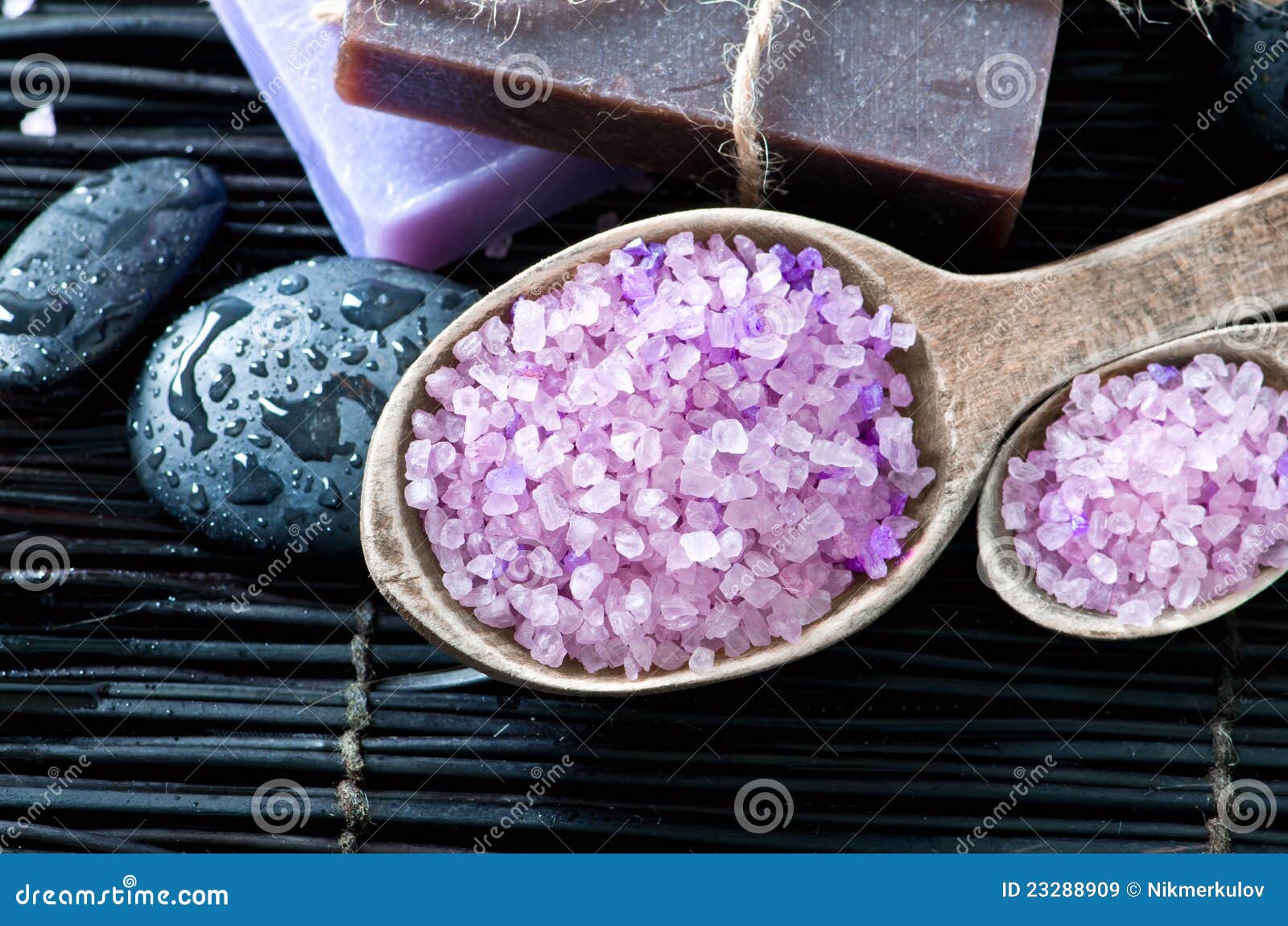 Spa. Spoon with Pink Sea Salt Stock Image - Image of macro, green: 23288909