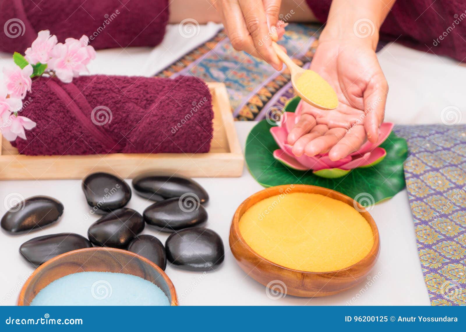 Spa Therapist is Preparing for Body Scrubbing Stock Image - Image of ...