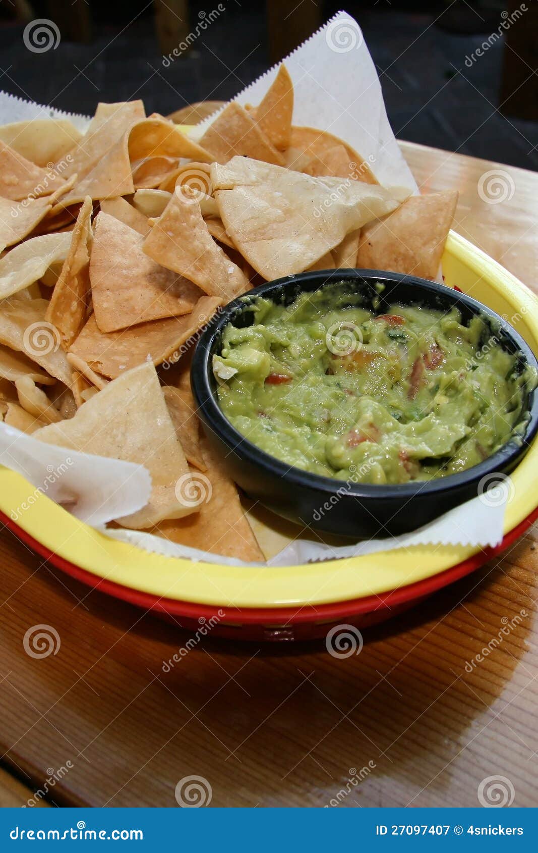 Spaanders En Guacamole in Heldere Mand Stock Afbeelding - Image of ...