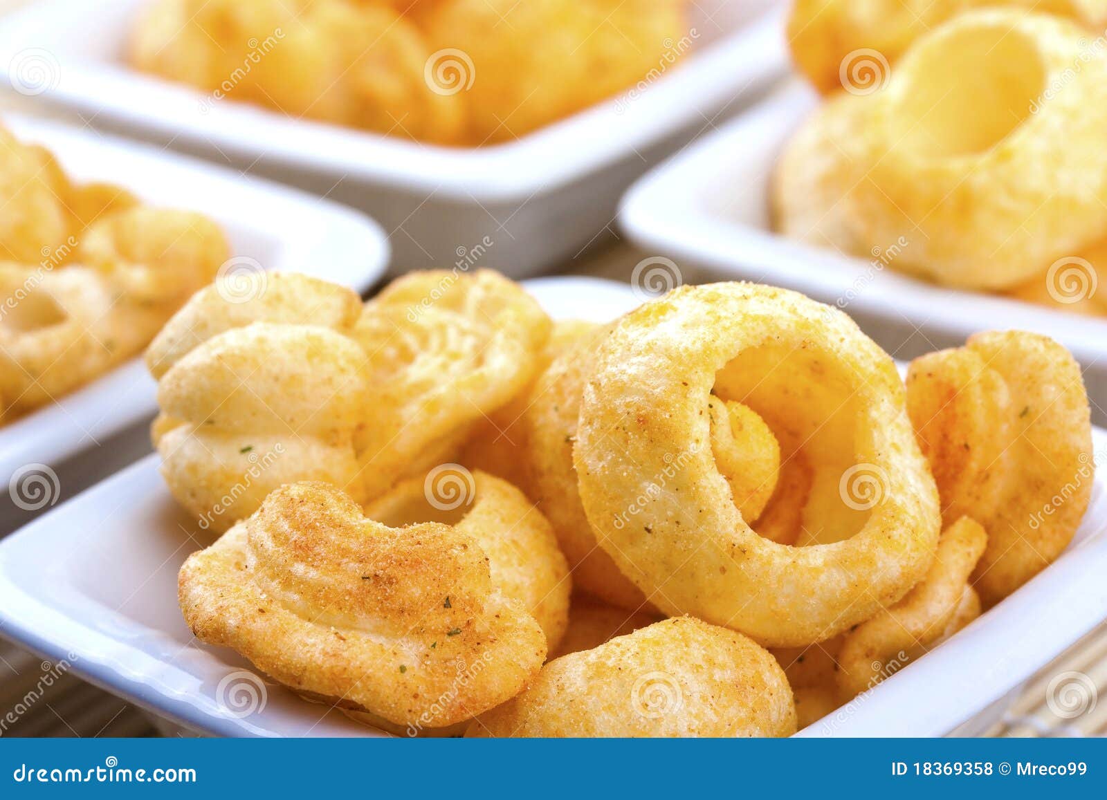 Spaanders in Vierkante Schotels Stock Foto - Image of graan, ongezond ...