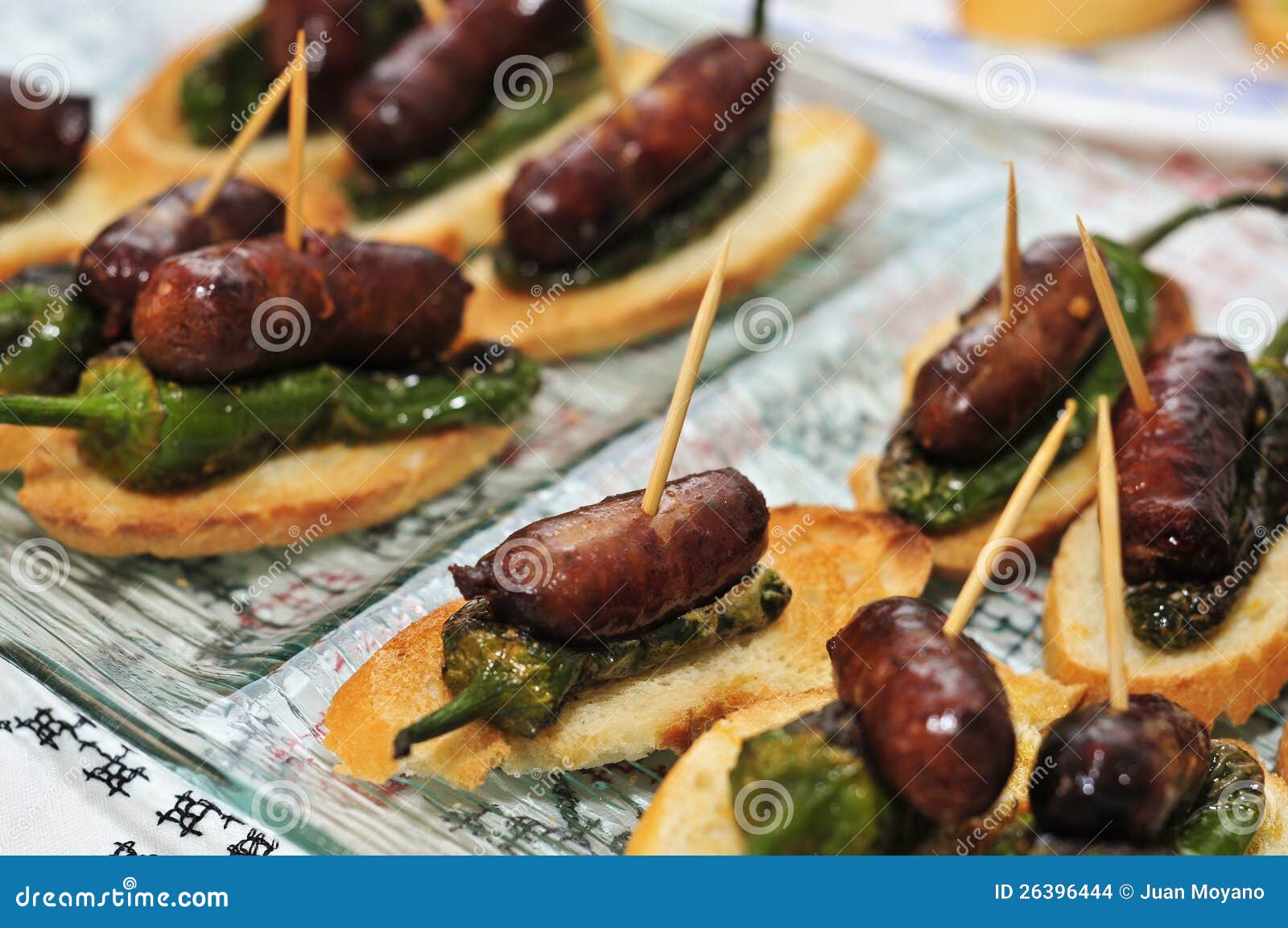 Spaanse pinchos stock foto. Image of culinair, eten, kant - 26396444