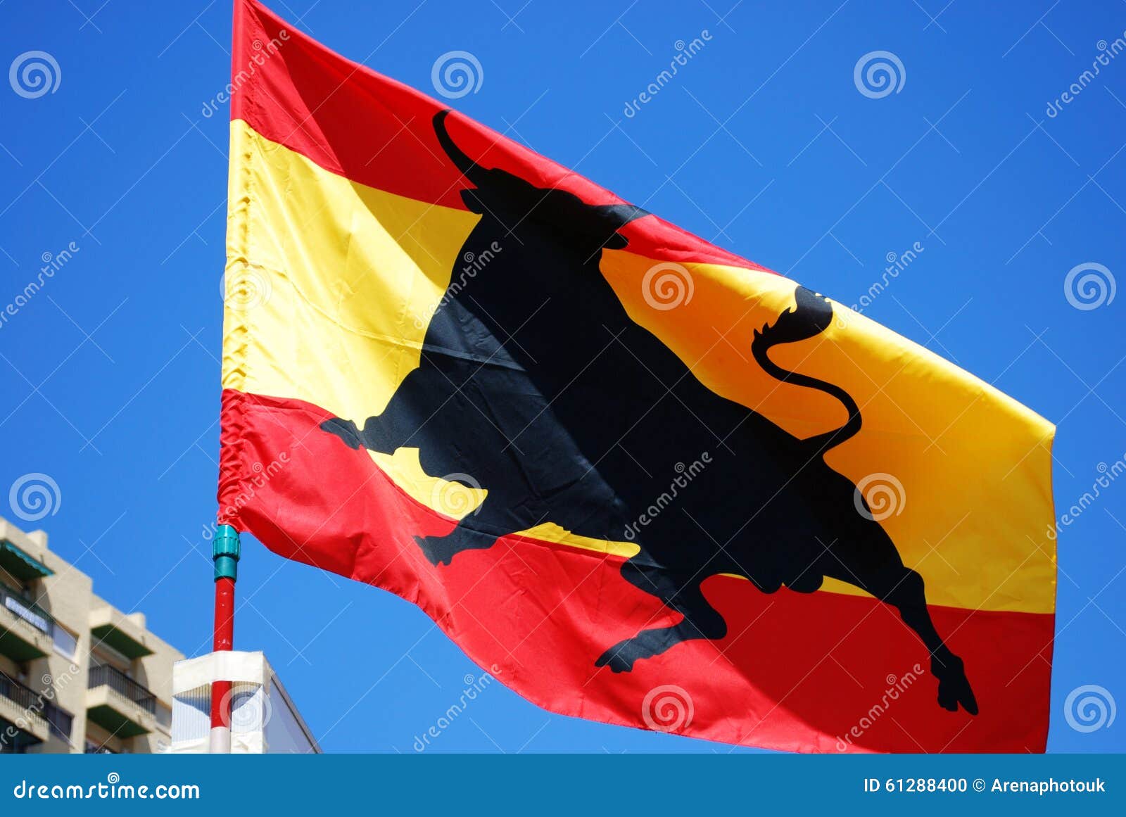 Spaanse vlag met stier stock foto. Image of westelijk - 61288400