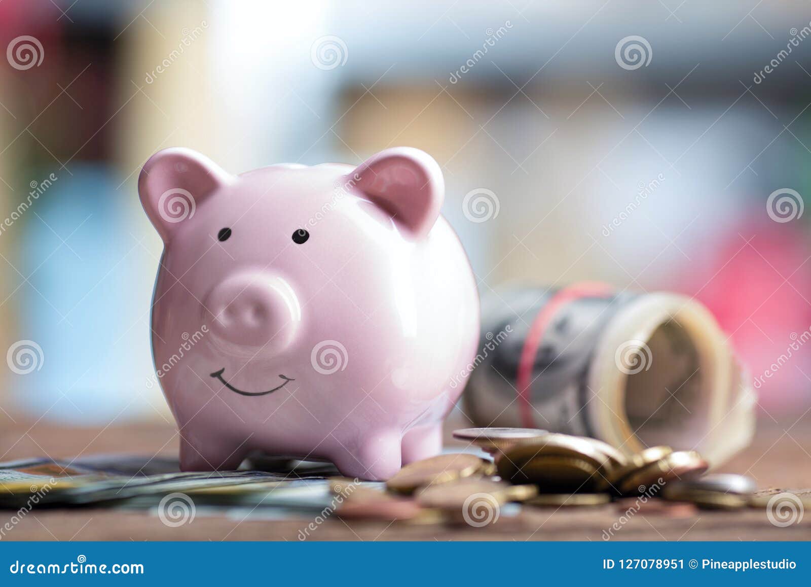 Spaarvarken met Geld stock afbeelding. Image of doos - 127078951