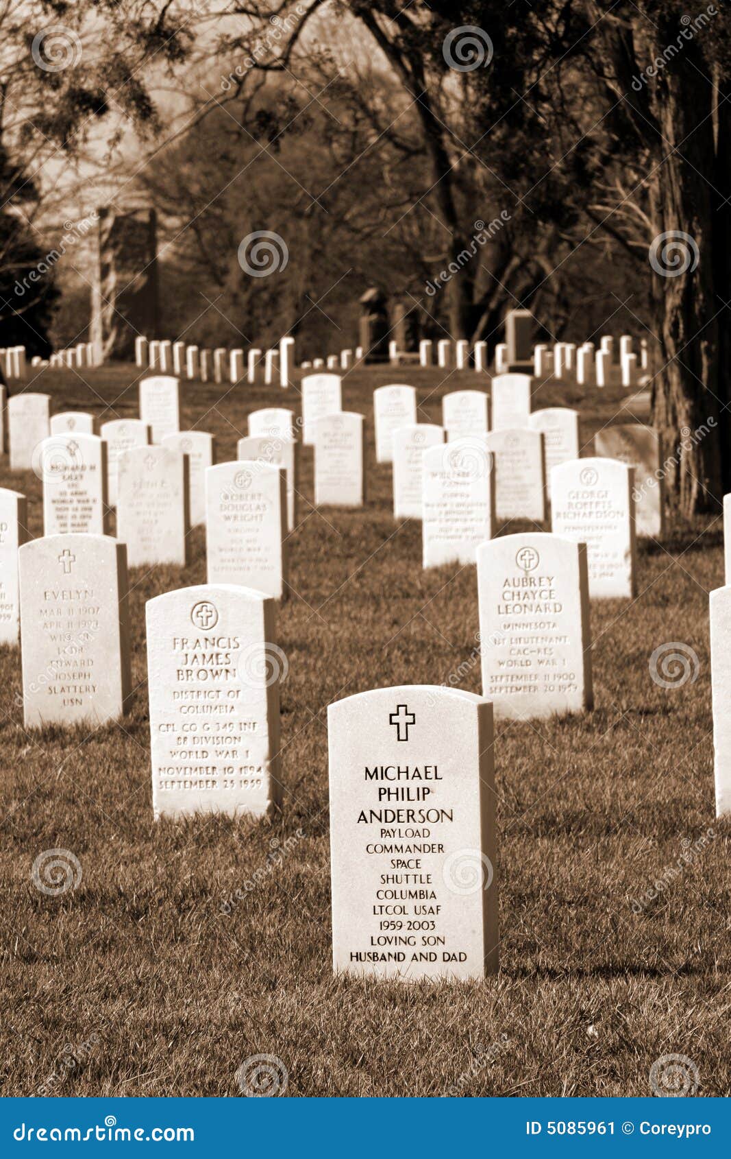 Space Shuttle Columbia Gravesite Editorial Photo - Image of memorials ...