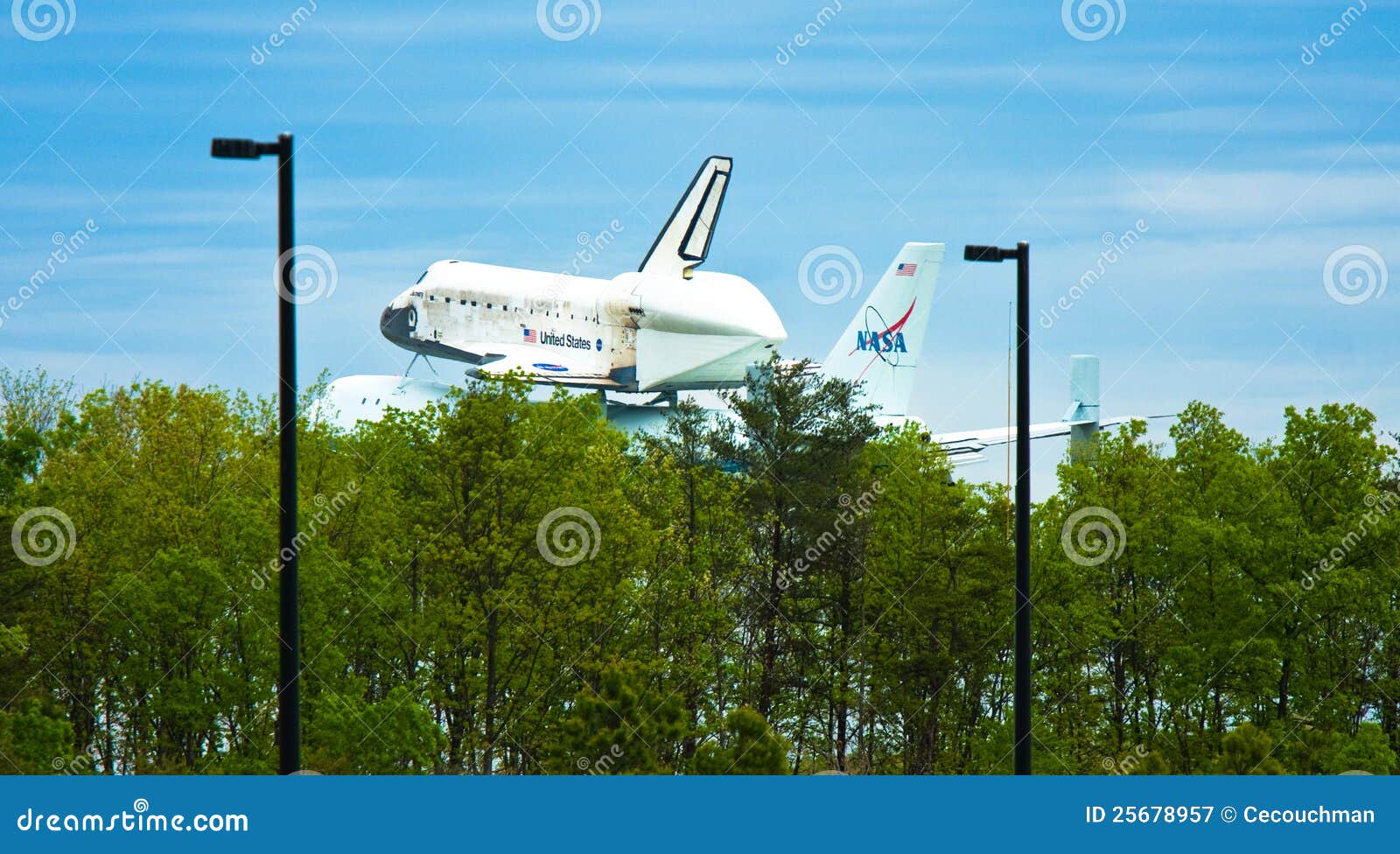 Space Shuttle Discovery Touching Down at Dulles Editorial Photography ...