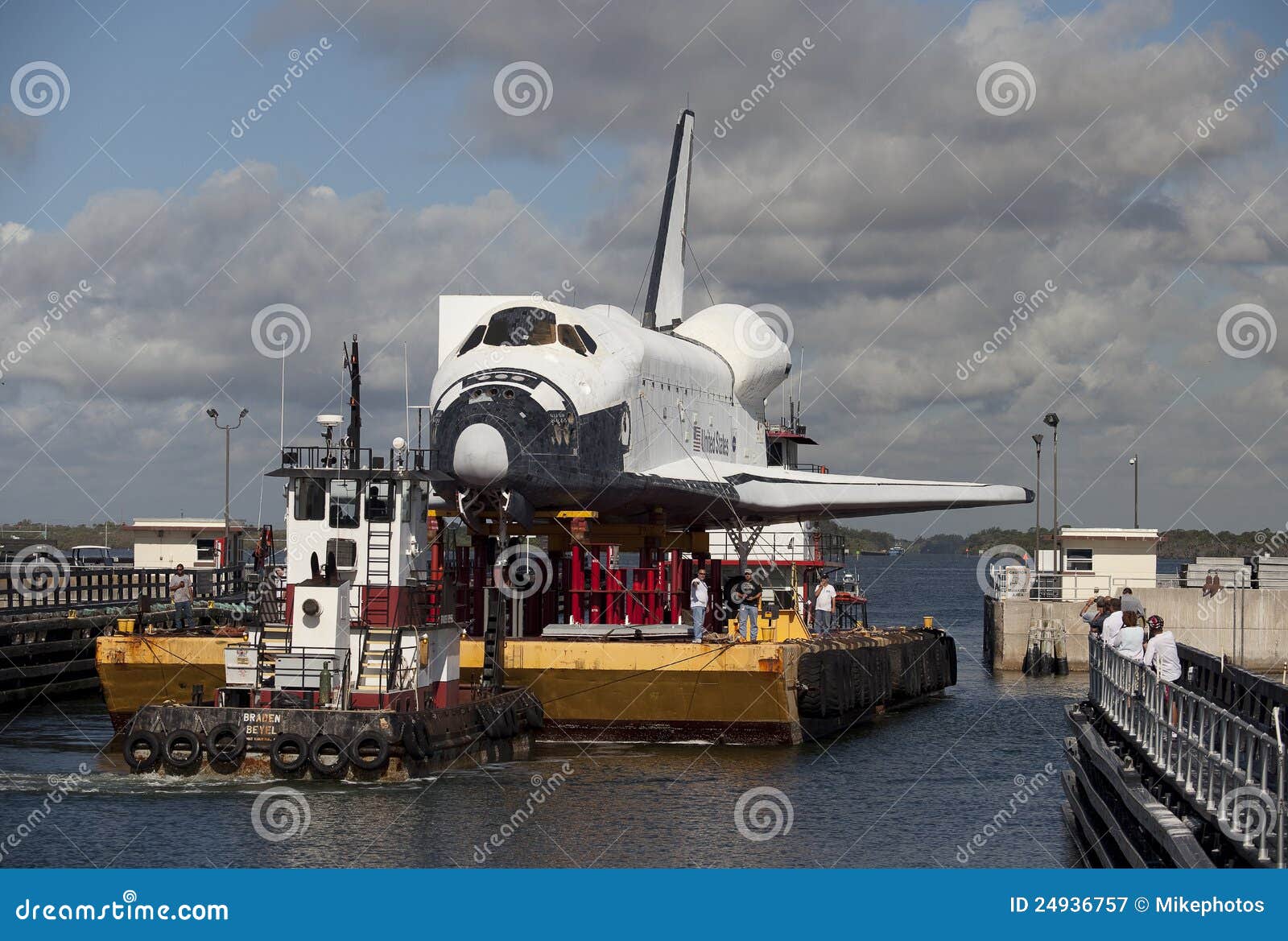 Space Shuttle Orbiter Explorer Editorial Photography - Image of barge ...