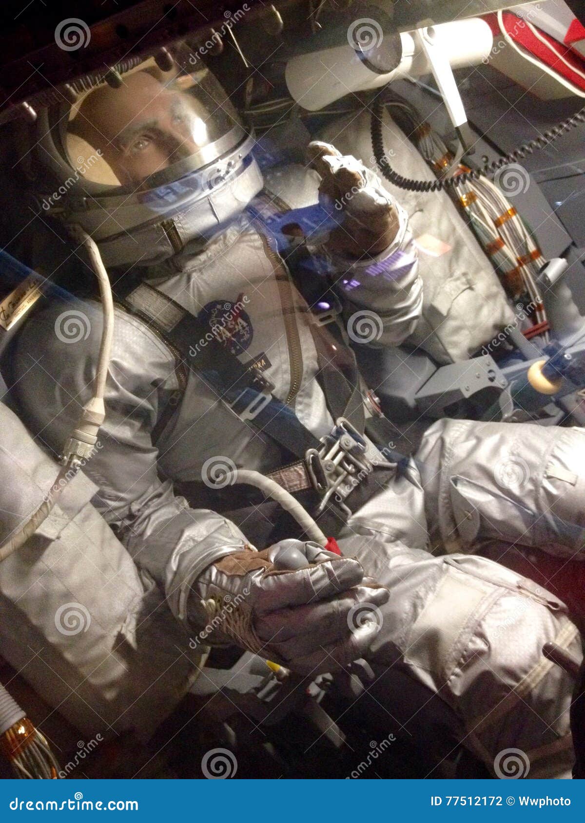 Spaceman fotografia editorial. Imagem de museu, nave - 77512172