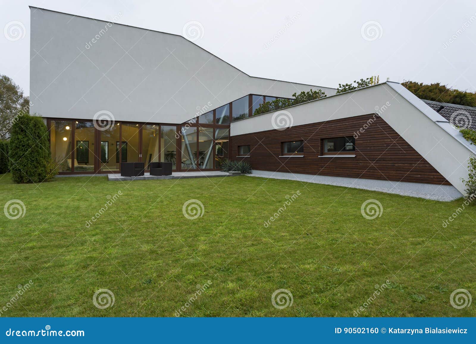 Spacious house garden stock photo. Image of villa, porch - 90502160