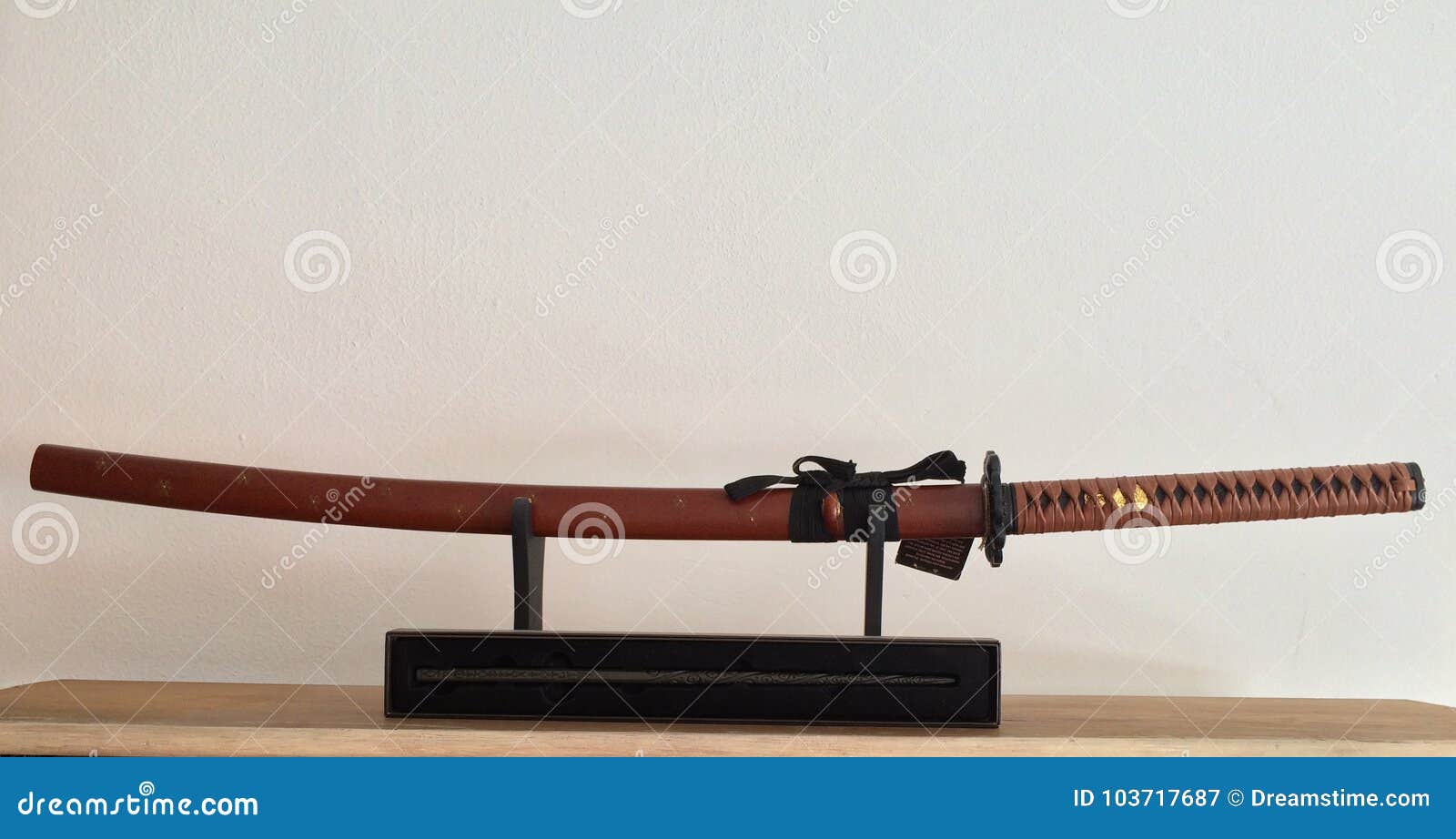 Spada Di Katana Del Samurai Di Brown Su Un Supporto Immagine Stock ...