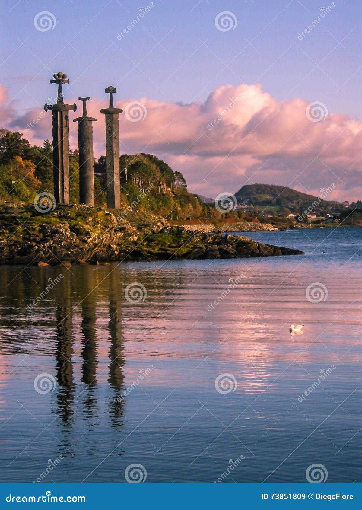 Spade di Viking immagine stock. Immagine di nubi, goda - 73851809