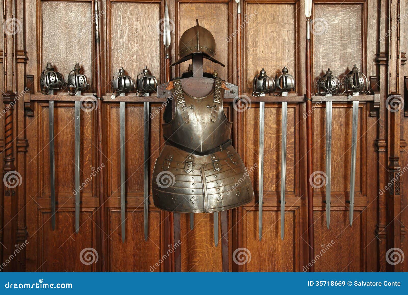 Spade E Armorment Medievali Immagine Stock - Immagine di armatura ...