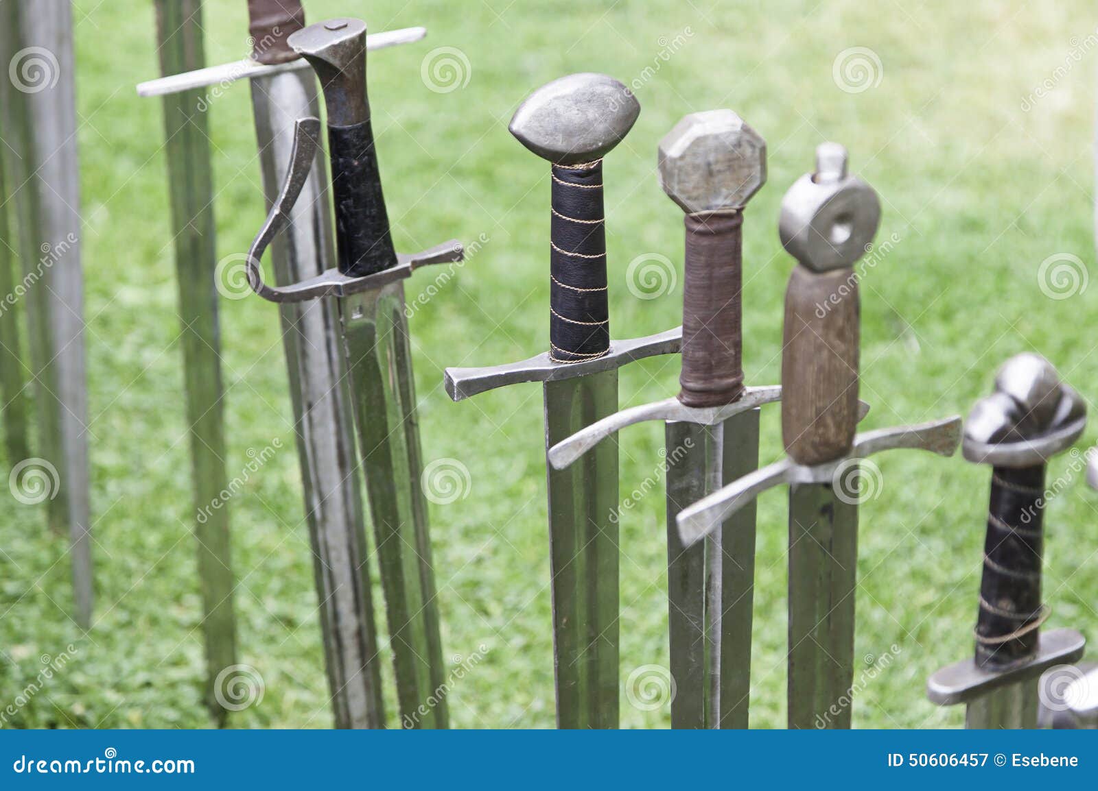 Spade medievali antiche immagine stock. Immagine di cavaliere - 50606457