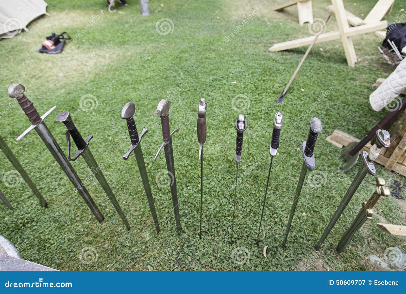 Spade medievali antiche immagine stock. Immagine di medioevale - 50609707