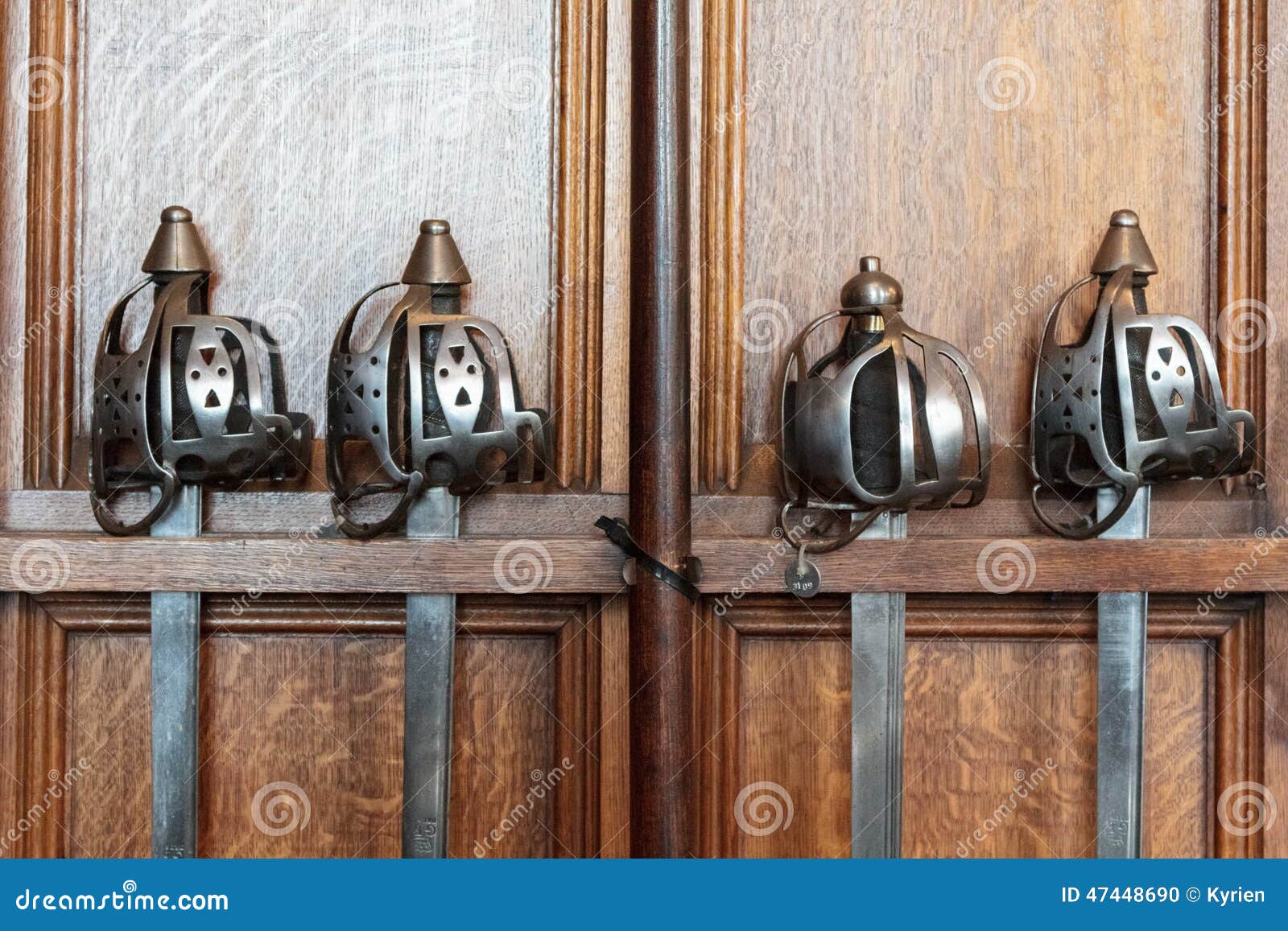 Spade Medievali Su Uno Scaffale Di Legno Fotografia Stock - Immagine di ...