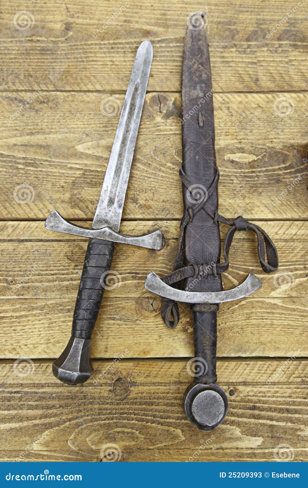 Spade medioevali immagine stock. Immagine di medioevale - 25209393