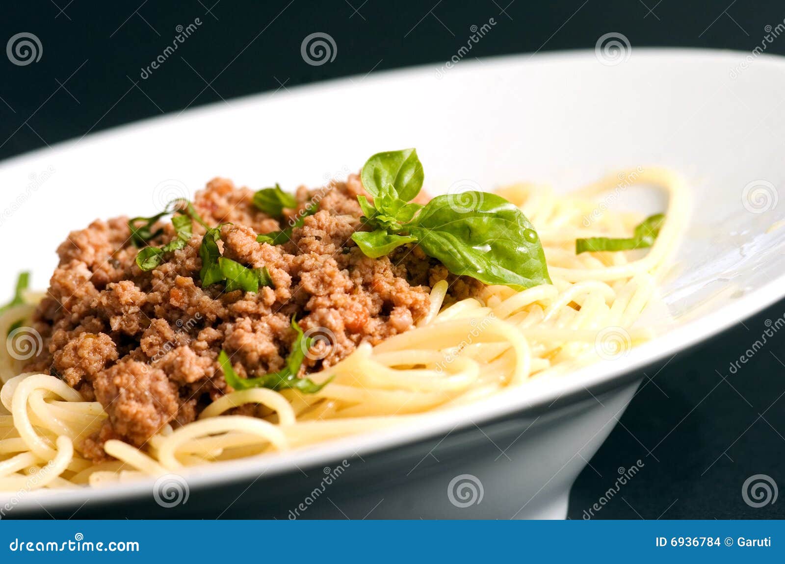 Spagetti arkivfoto. Bild av finhackat, posta, lunch, tomat - 6936784