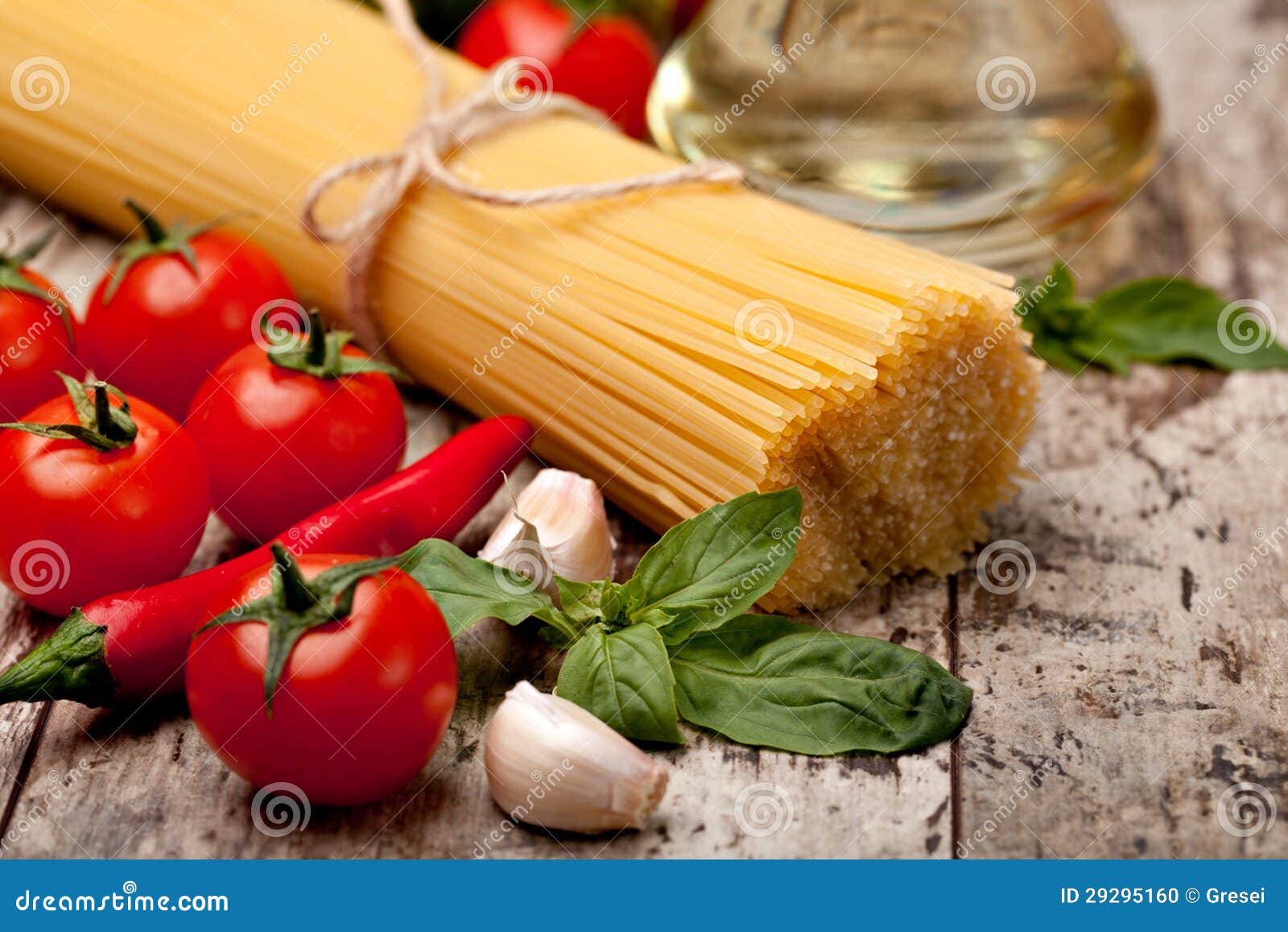 Spaghett photo stock. Image du cornemuseur, tomate, rouge - 29295160