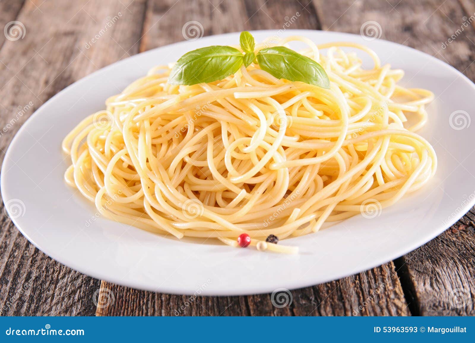 Spaghetti stock afbeelding. Image of culinair, basilicum - 53963593