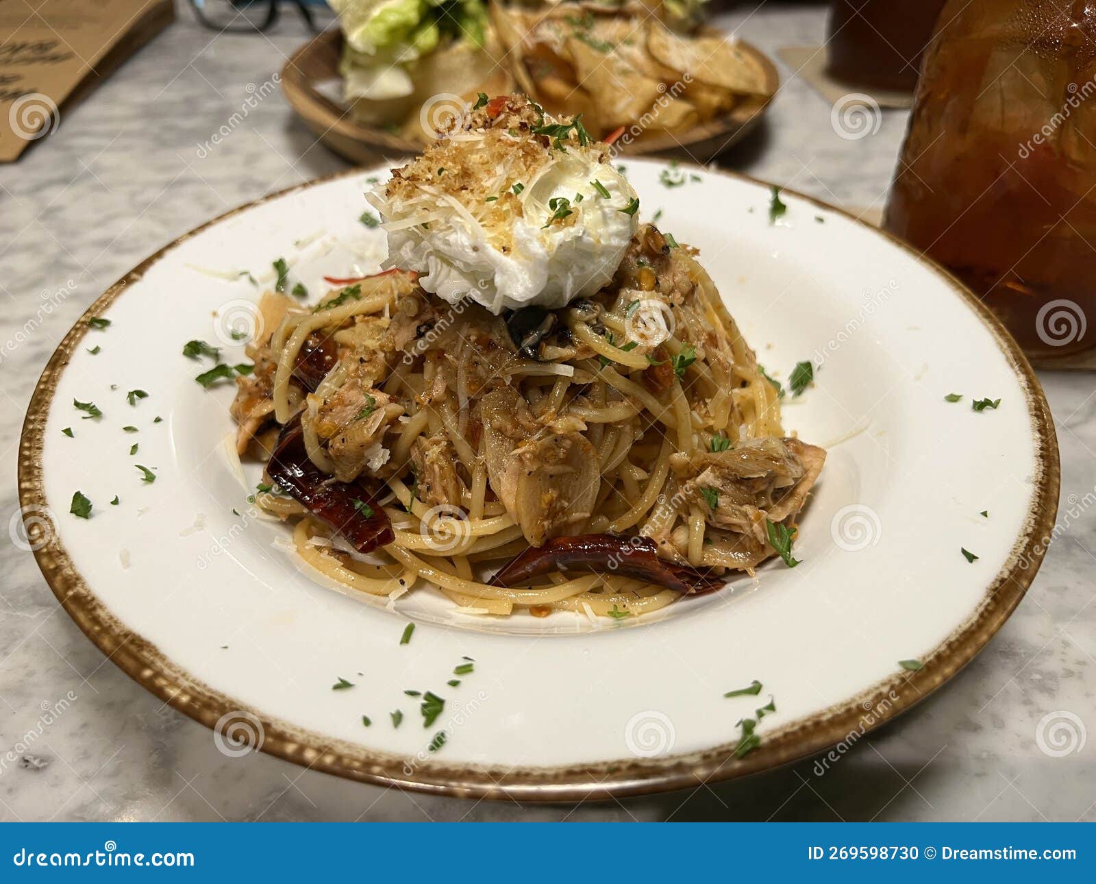 Spaghetti Aglio E Olio Com Atum Picante Foto de Stock - Imagem de fundo ...
