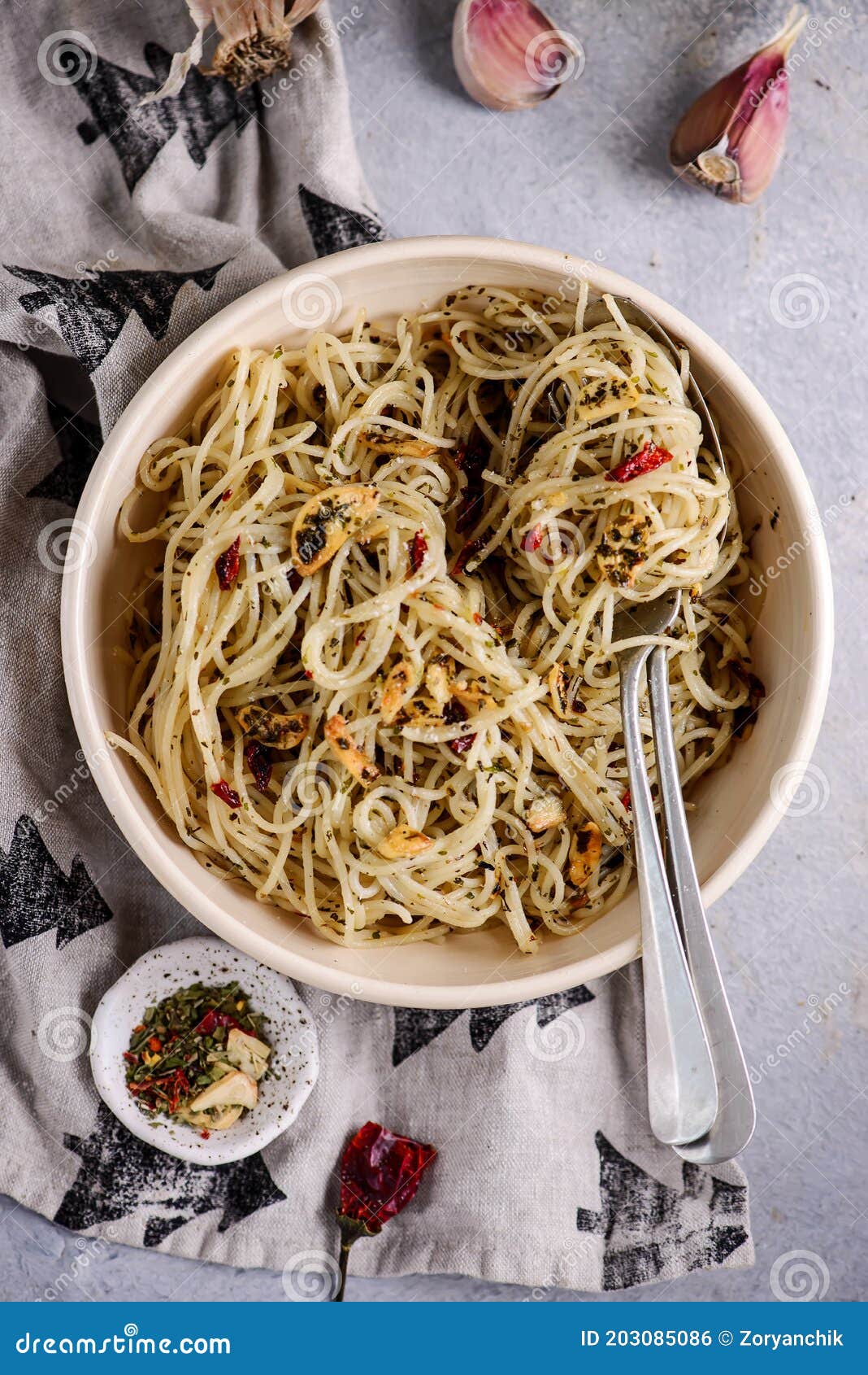 Spaghetti Alio Olio in a Ceramic Bowl on a Background of Concrete Stock ...