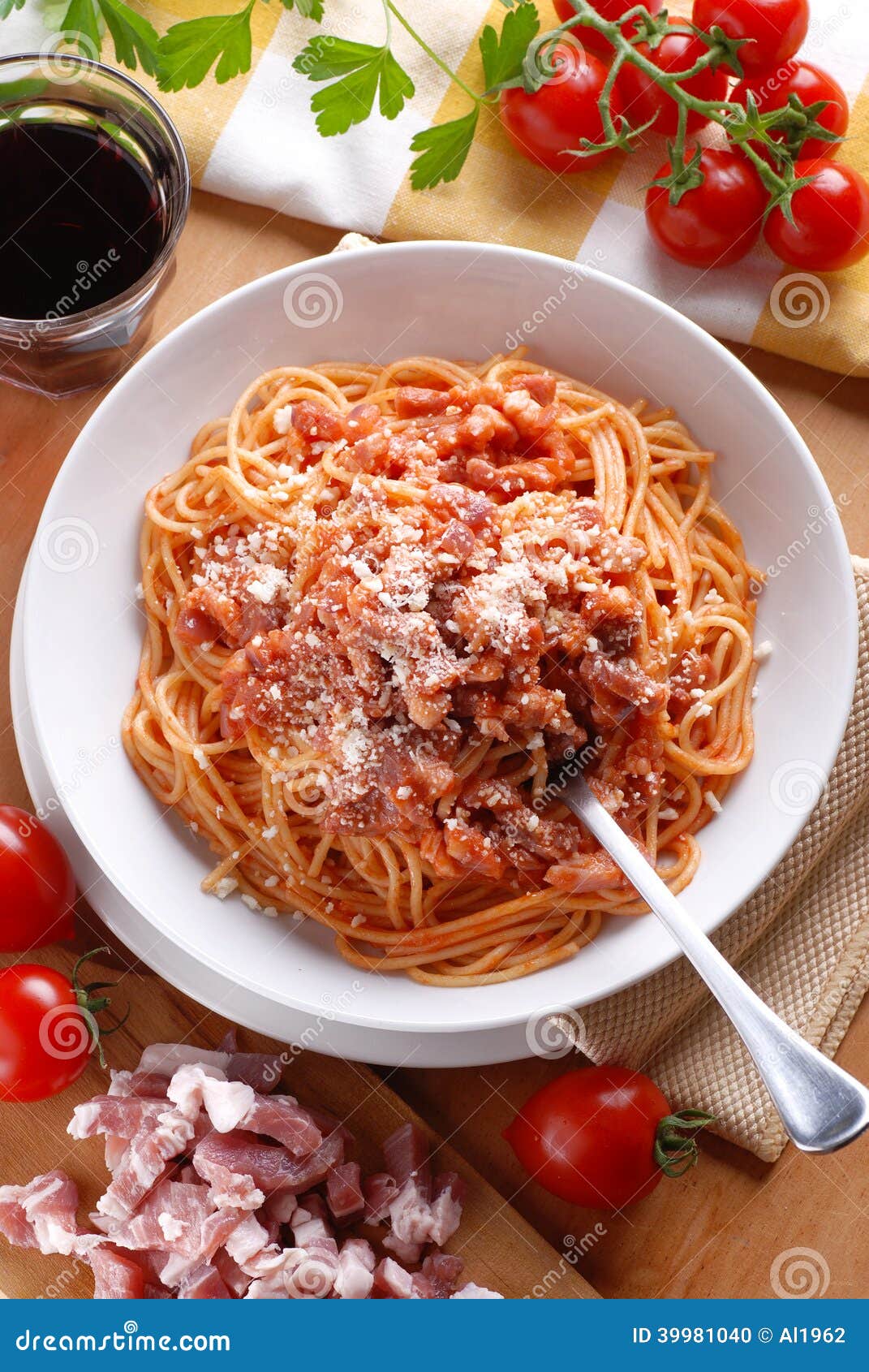 Spaghetti Amatriciana in De Witte Plaat Stock Foto - Image of voedsel ...