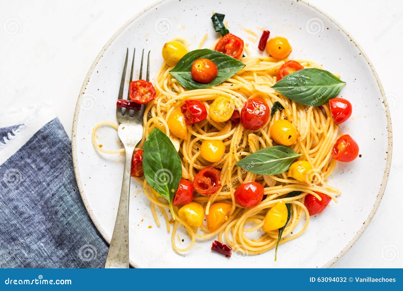 Spaghetti Avec La Tomate-cerise Rouge Et Jaune Photo stock - Image du ...