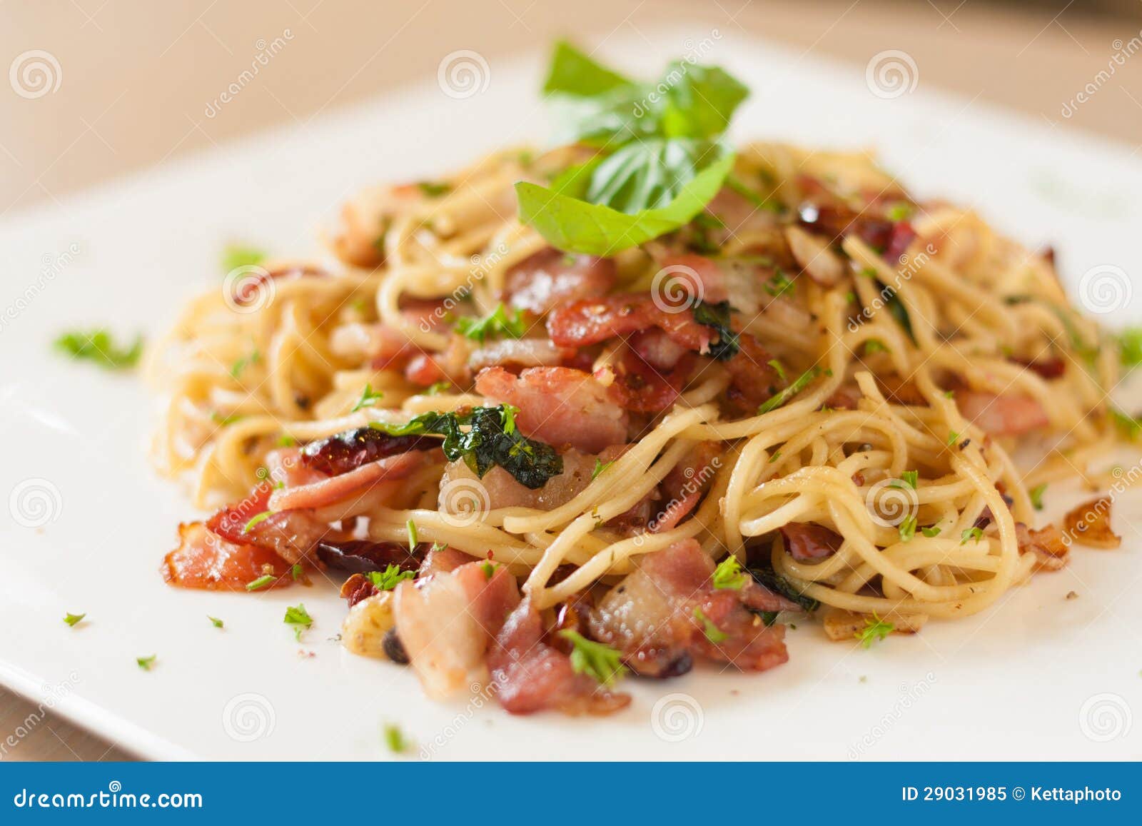 Spaghetti bacon garlic stock image. Image of parmesan - 29031985