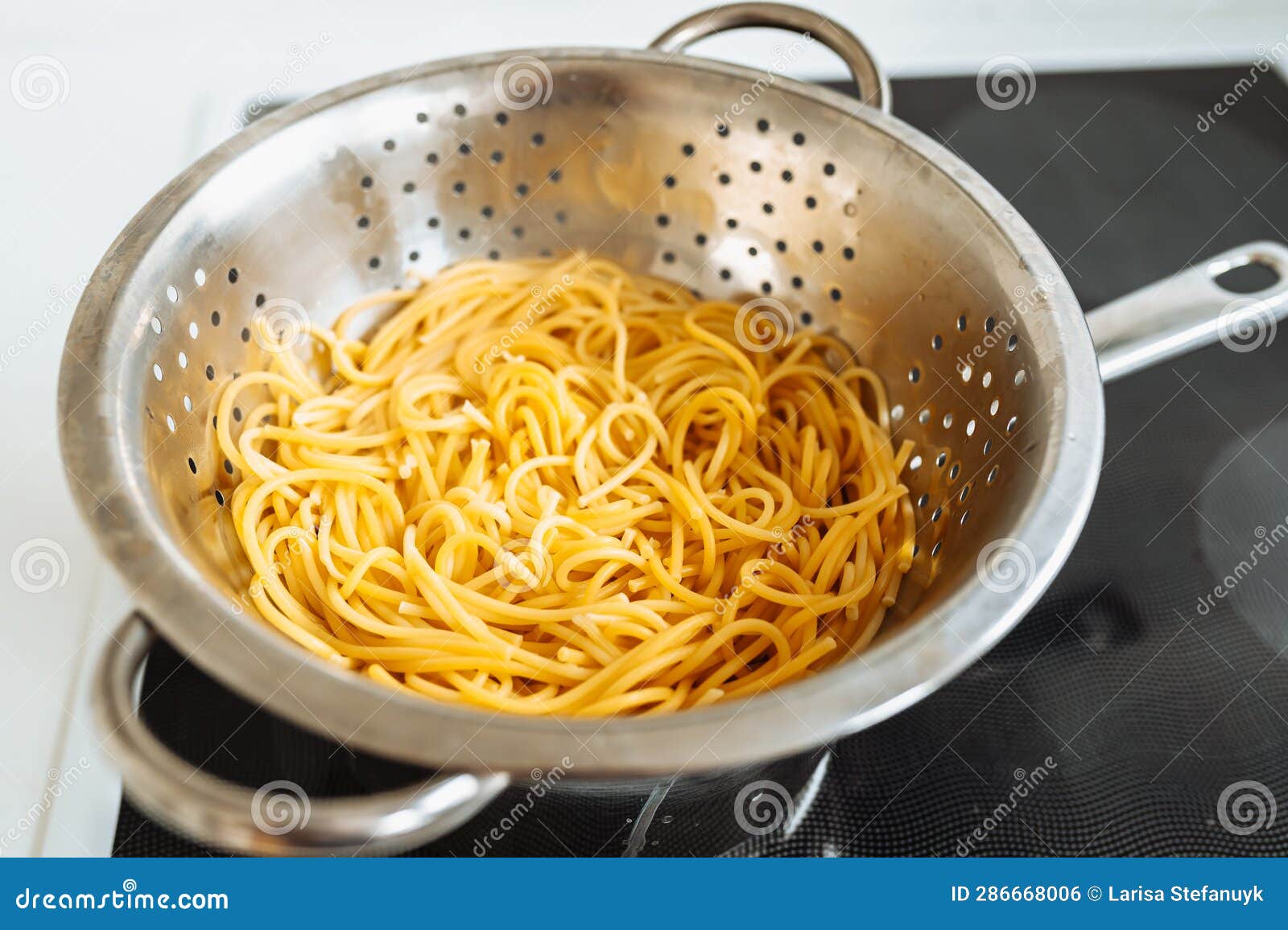 Spaghetti Boiled in Colander Stock Photo - Image of pasta, saucepan ...