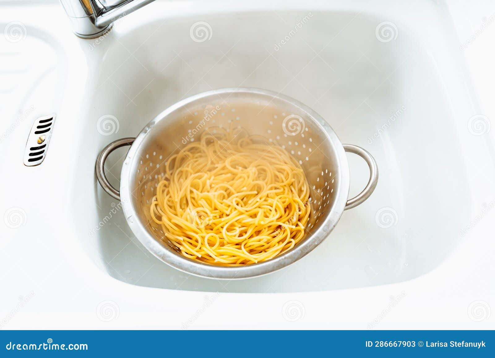 Spaghetti Boiled in Colander Stock Image - Image of pasta, stove: 286667903