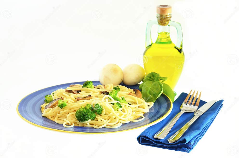 Spaghetti and broccoli stock image. Image of onion, reduced - 23328147