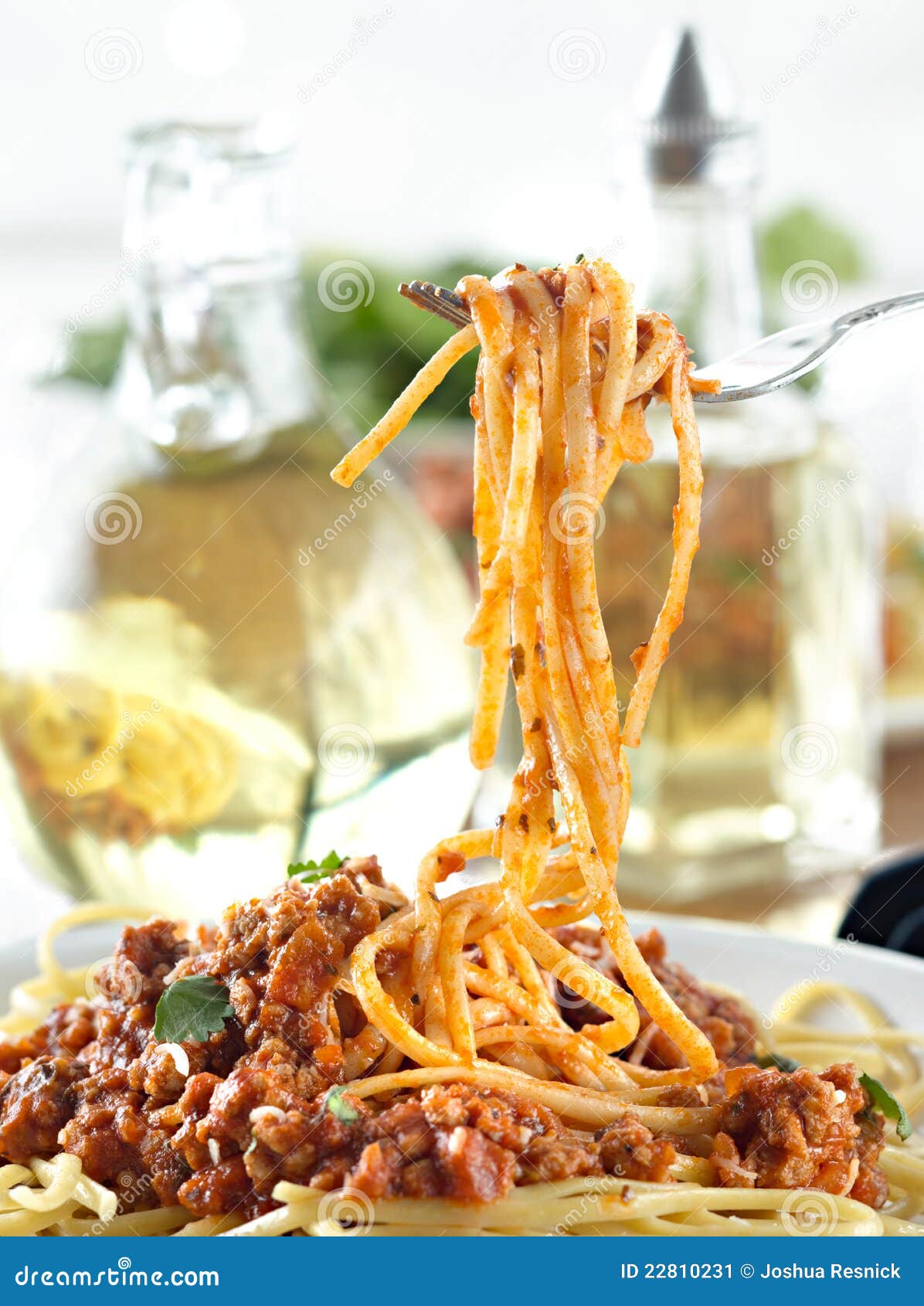 Spaghetti Che Appendono Su Una Forcella Al Pranzo Immagine Stock ...