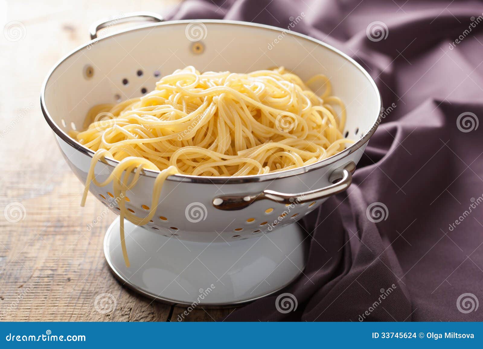 Spaghetti in colander stock photo. Image of spaghetti - 33745624
