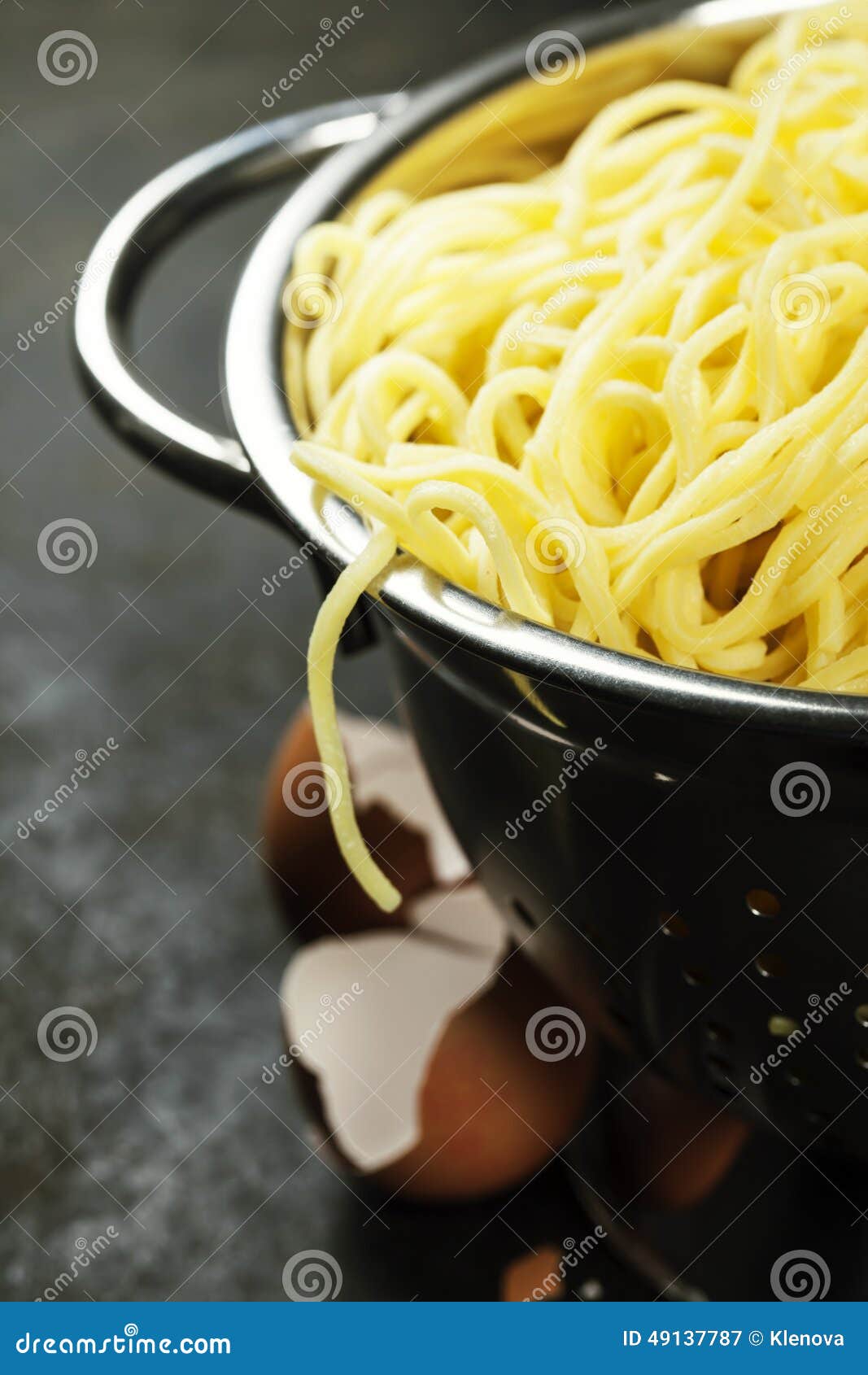 Spaghetti in colander stock image. Image of rolling, culture - 49137787