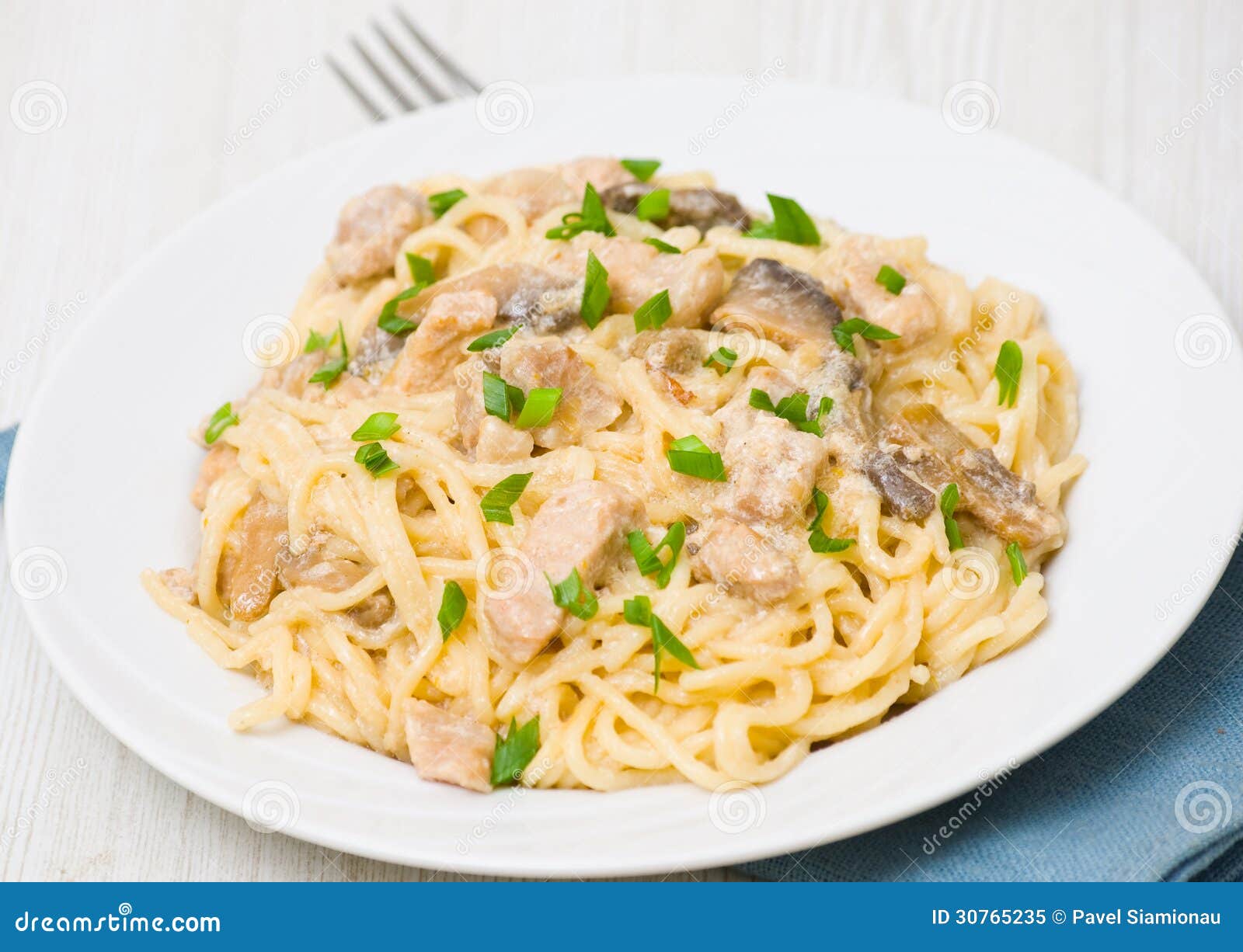 Spaghetti Con Carne Ed I Funghi Immagine Stock - Immagine di menù ...