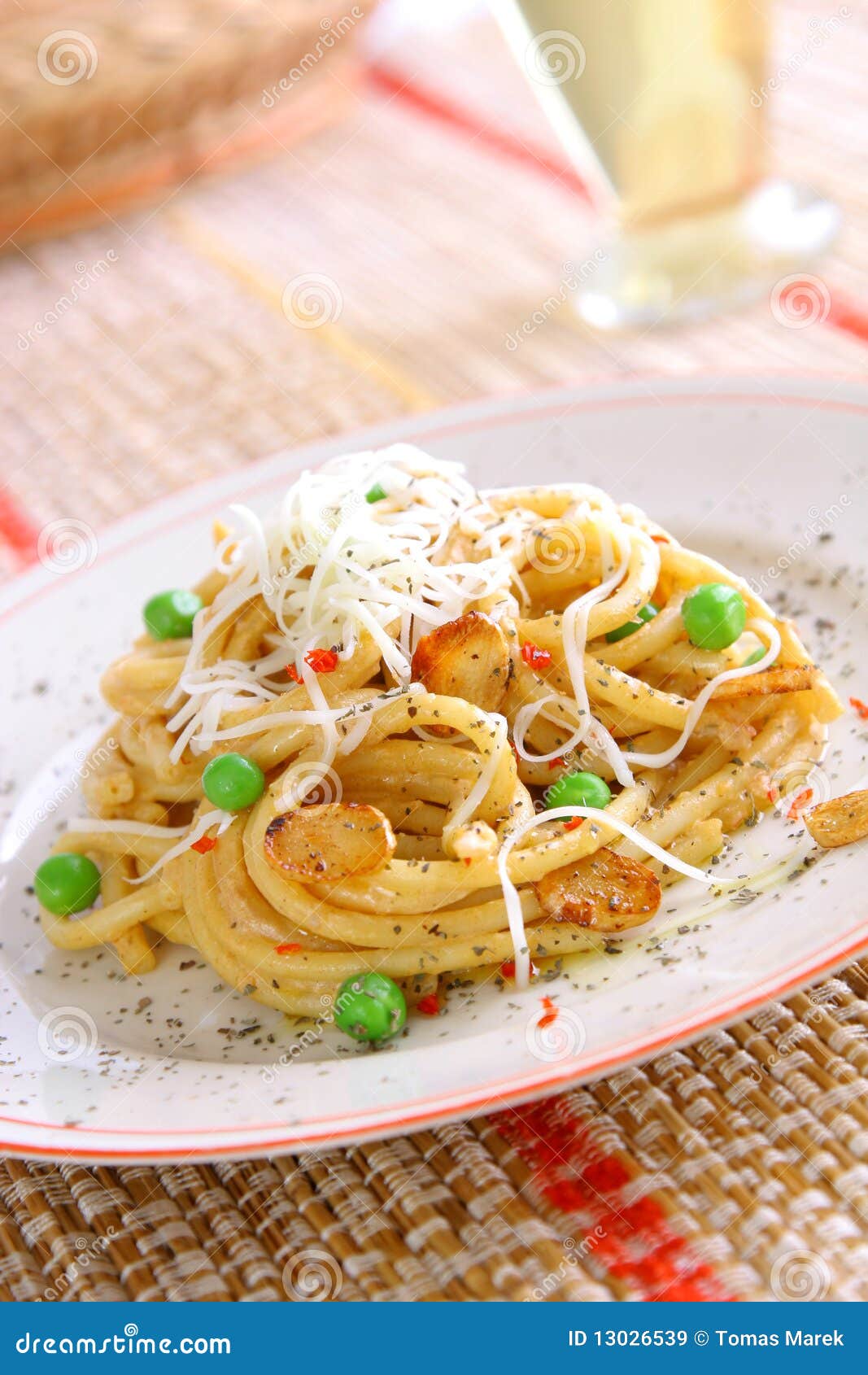 Spaghetti con formaggio immagine stock. Immagine di dieta - 13026539