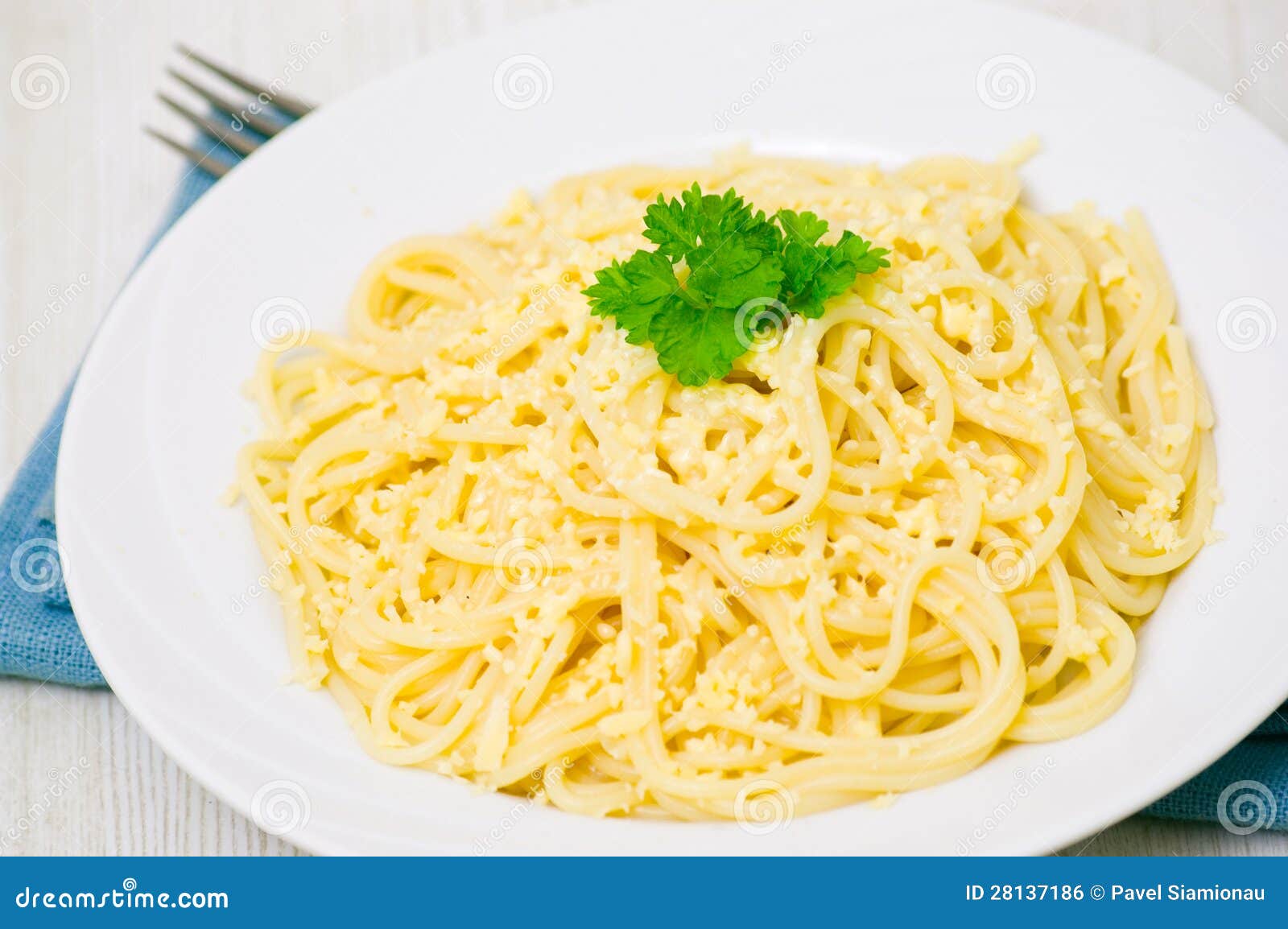 Spaghetti con formaggio fotografia stock. Immagine di italia - 28137186