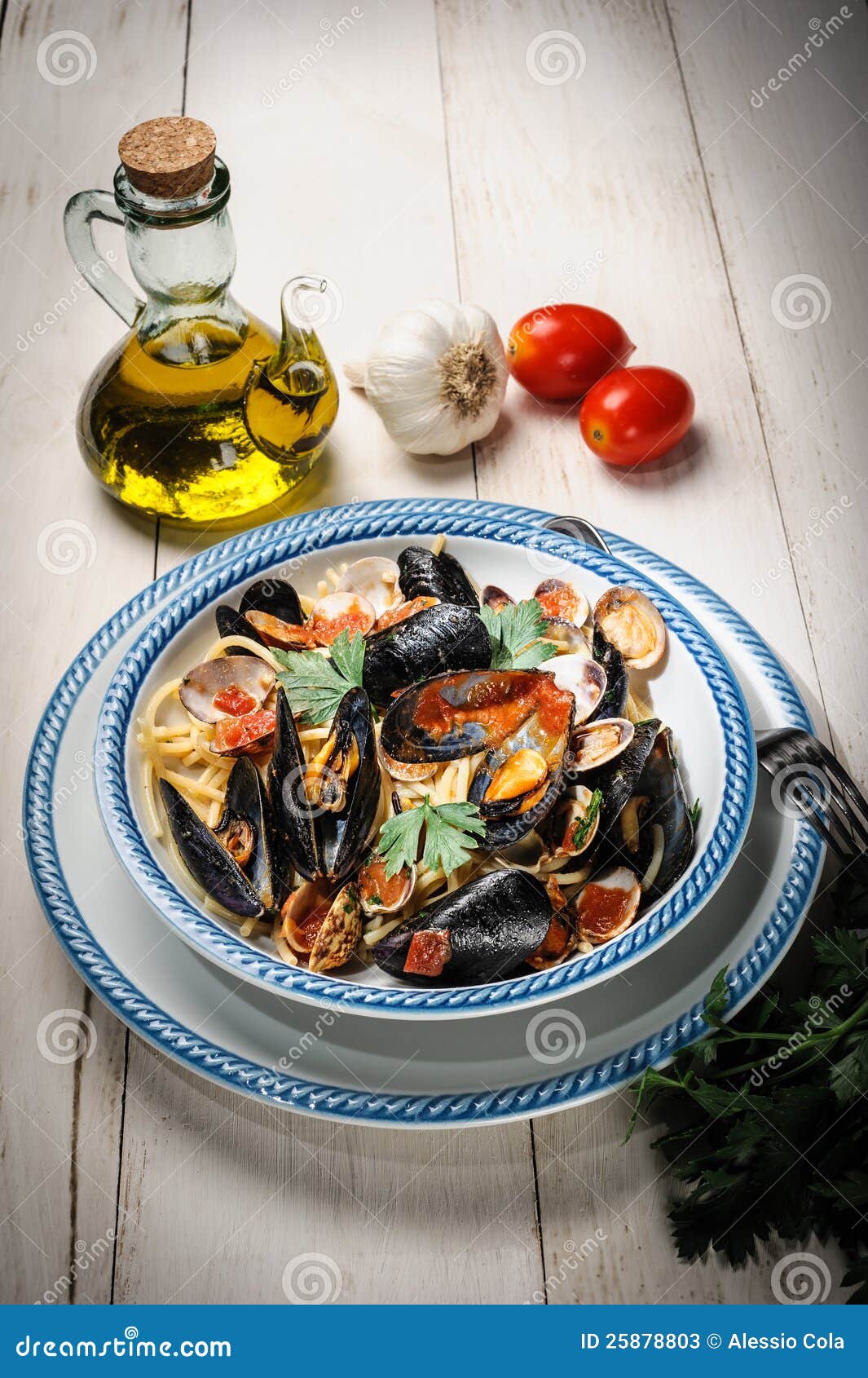 Spaghetti Con I Mitili Ed I Molluschi Immagine Stock - Immagine di ...
