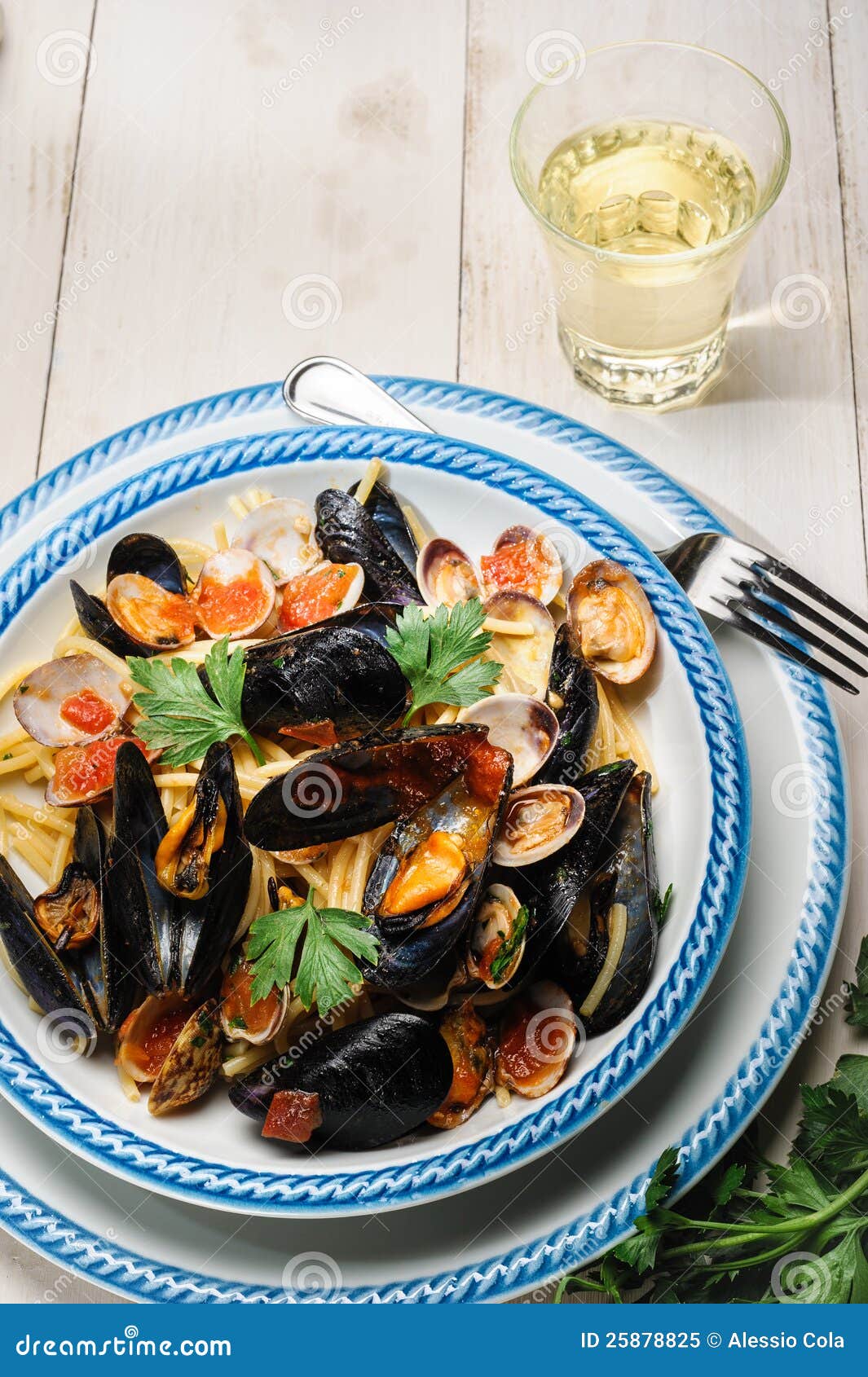 Spaghetti Con I Mitili Ed I Molluschi Immagine Stock - Immagine di ...