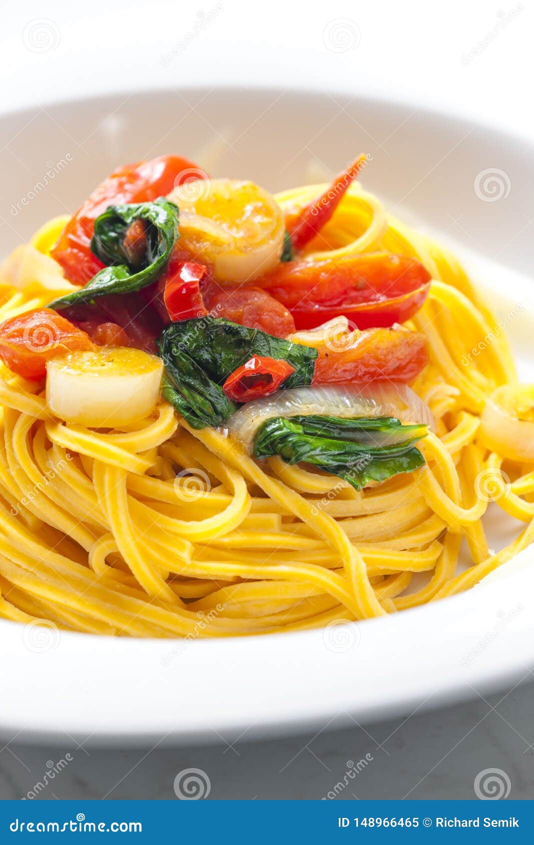 Spaghetti Con I Pomodori E Gli Spinaci Dei Peperoncini Rossi Immagine ...