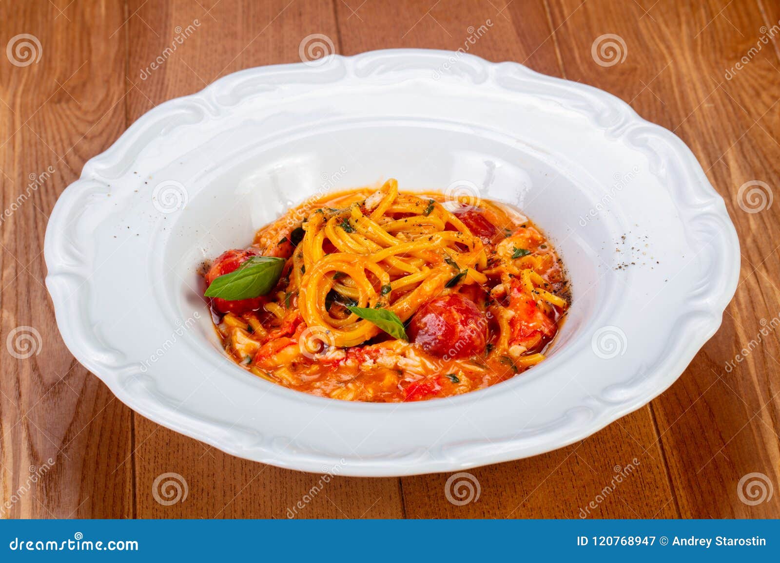 Spaghetti con il granchio immagine stock. Immagine di linguina - 120768947