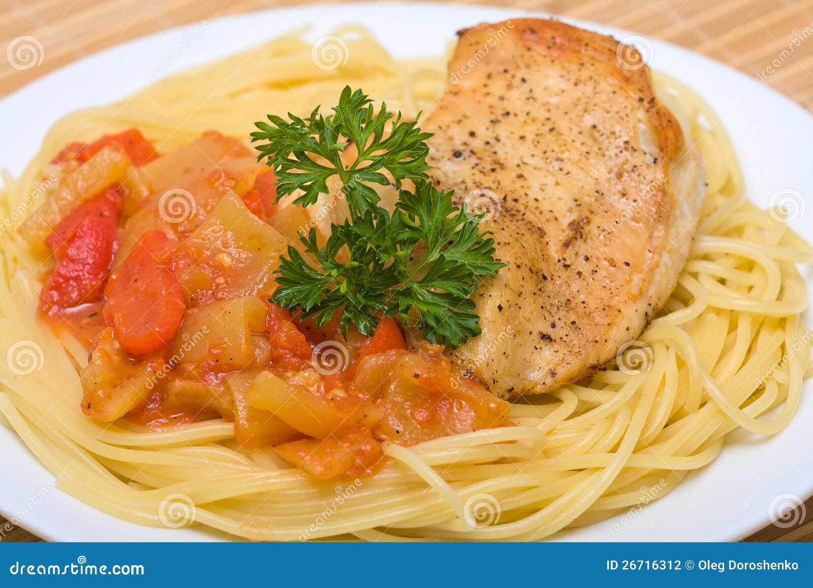 Spaghetti con il pollo fotografia stock. Immagine di cucinato - 26716312